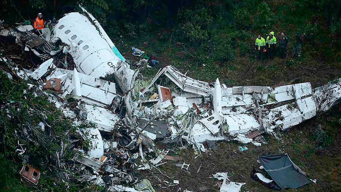 Accidente De Avión Al Menos 75 Muertos Al Estrellarse Un Avión En El