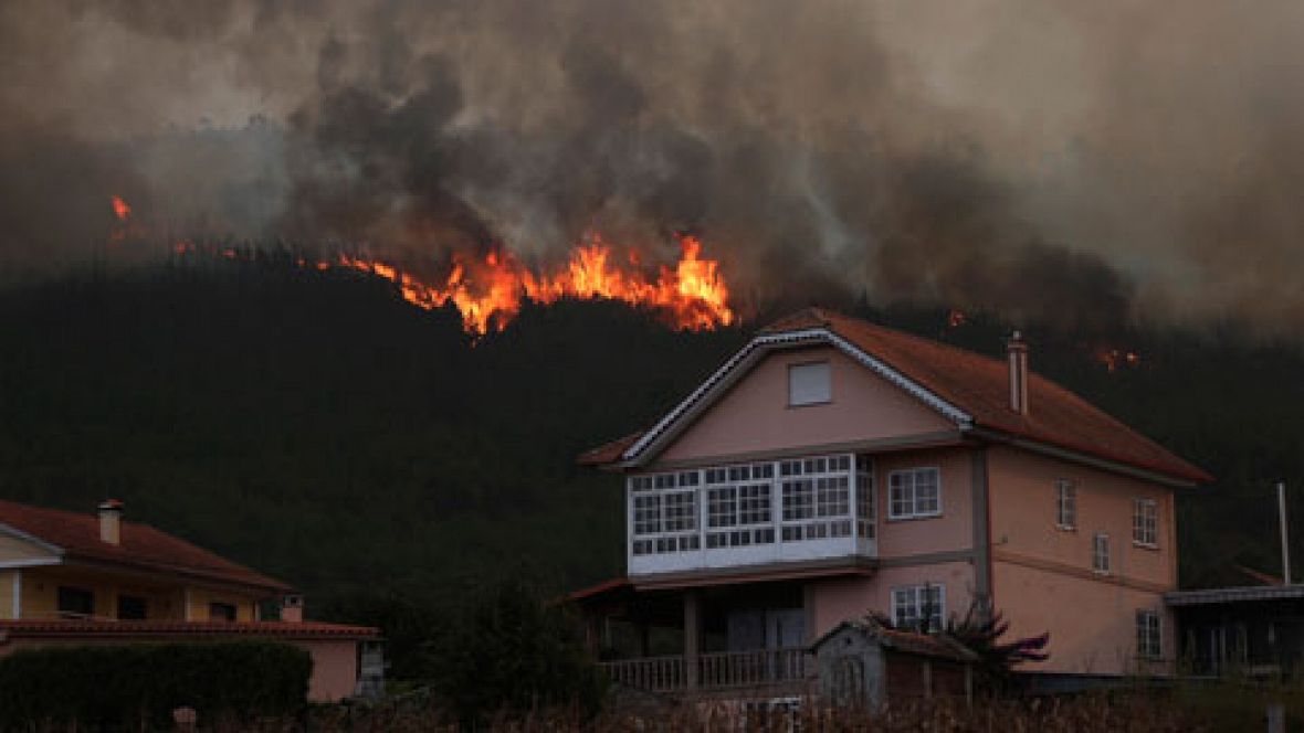 Galicia Varios Incendios Amenazan Zonas Pobladas En Los Alrededores