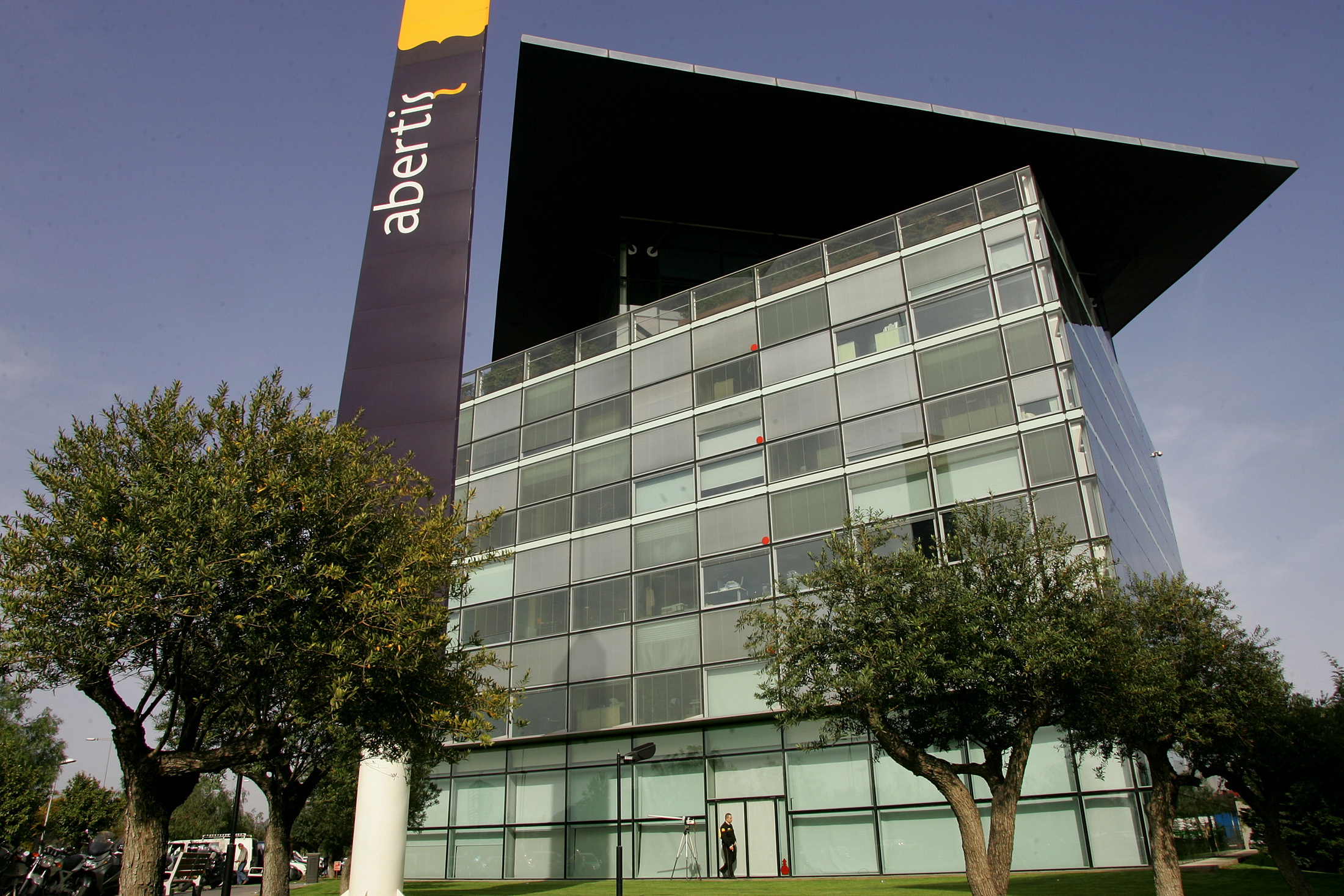 Abertis Telecom compra más de 7.300 torres de telefonía móvil en Italia ...