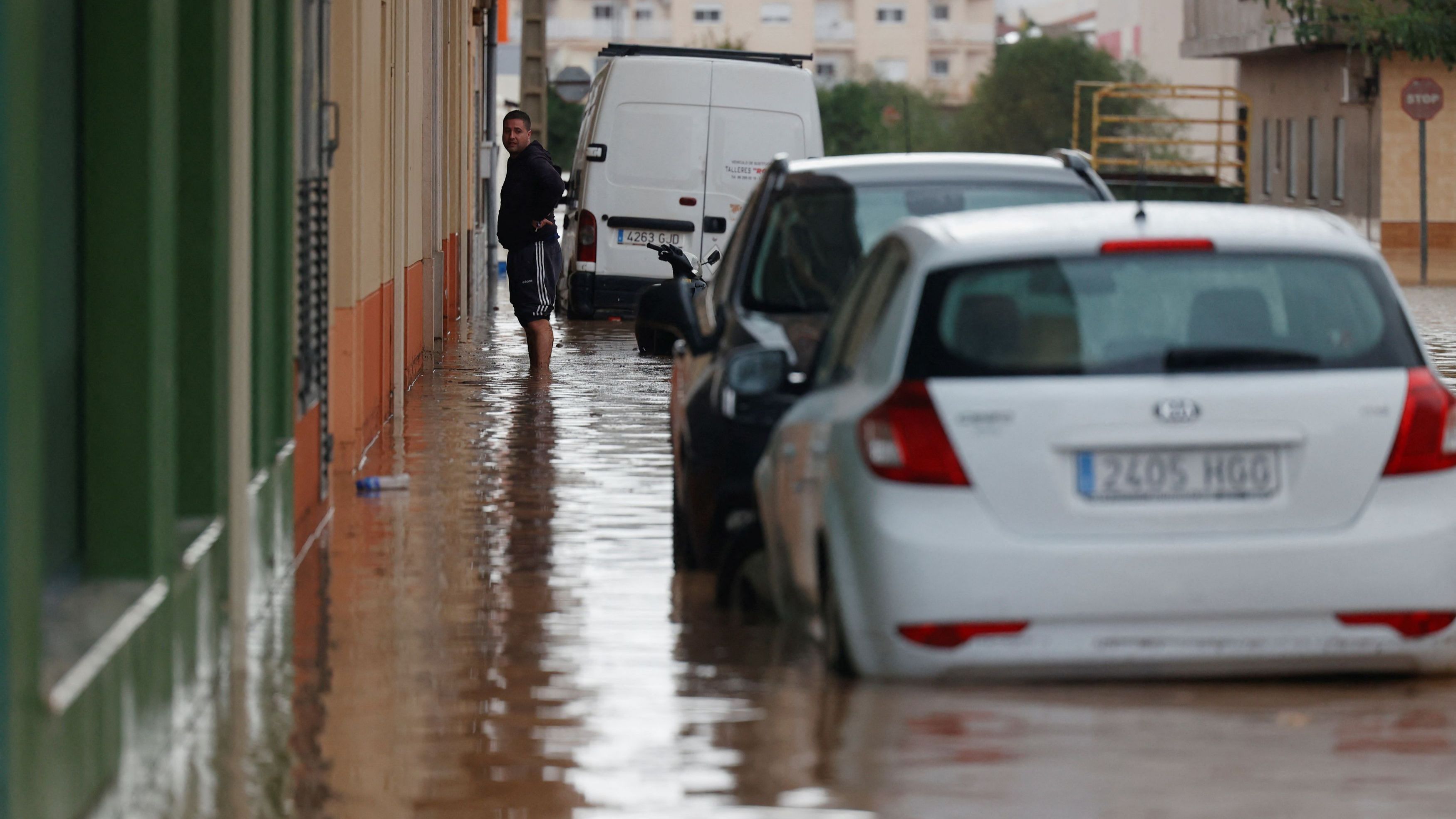 Alertan de personas atrapadas en coches por el agua en Valencia
