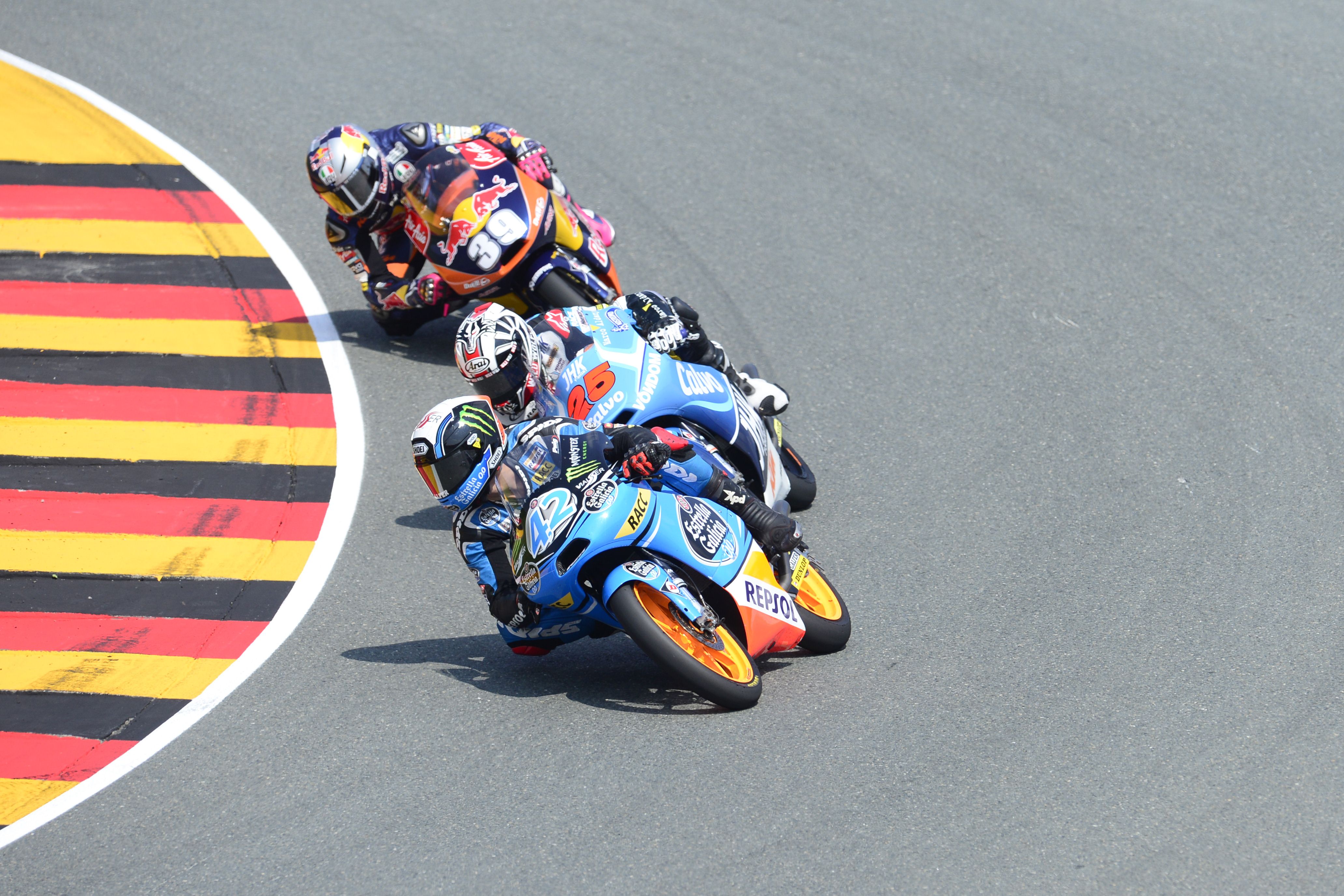 Alex Rins sorprende a Salom a dos curvas del final | RTVE.es