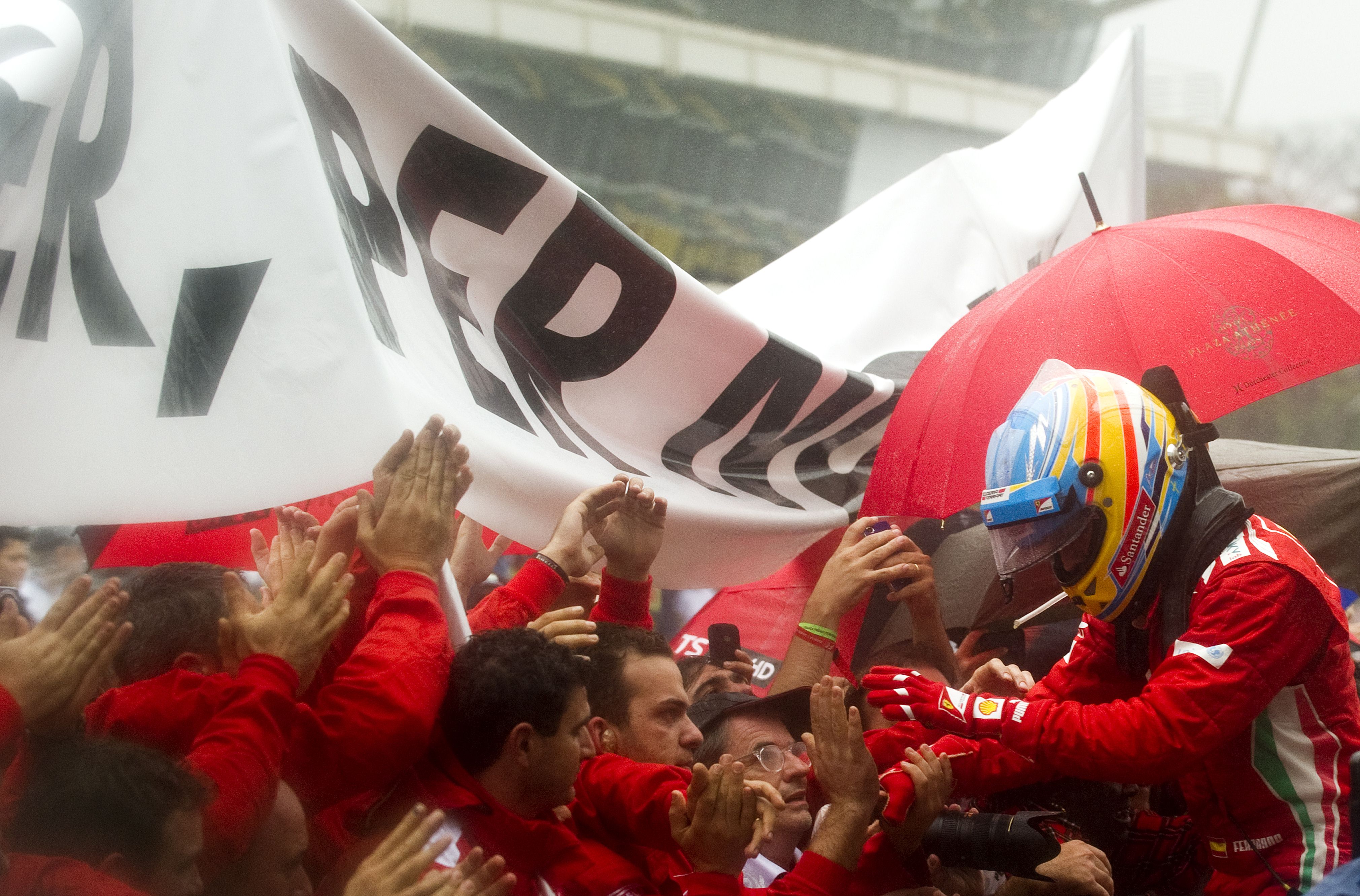Fernando Alonso recibe el consuelo de los mecánicos | RTVE.es