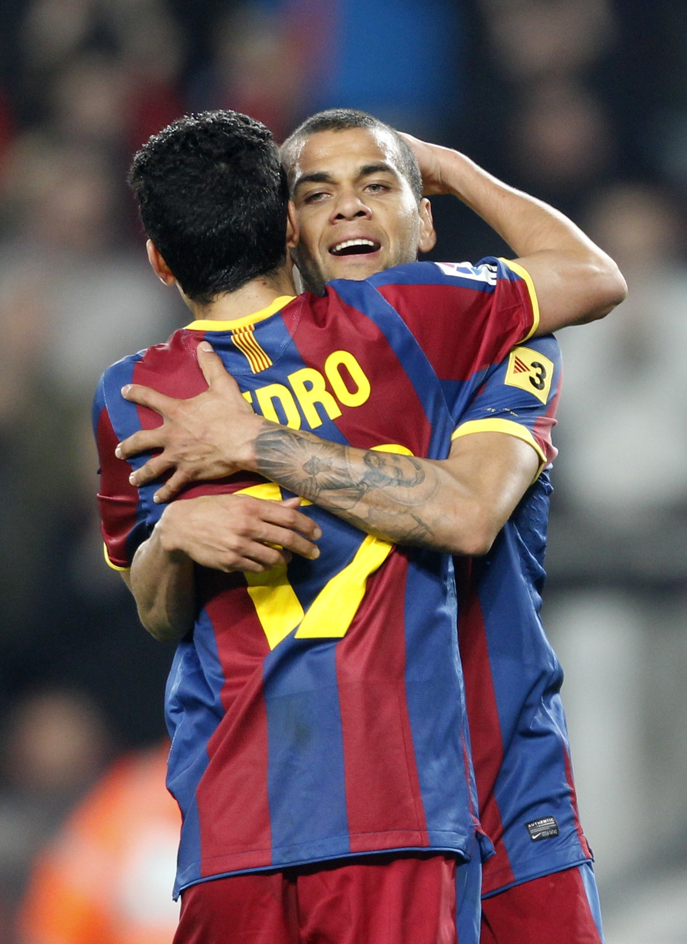 Alves renueva con el Barça hasta 2015