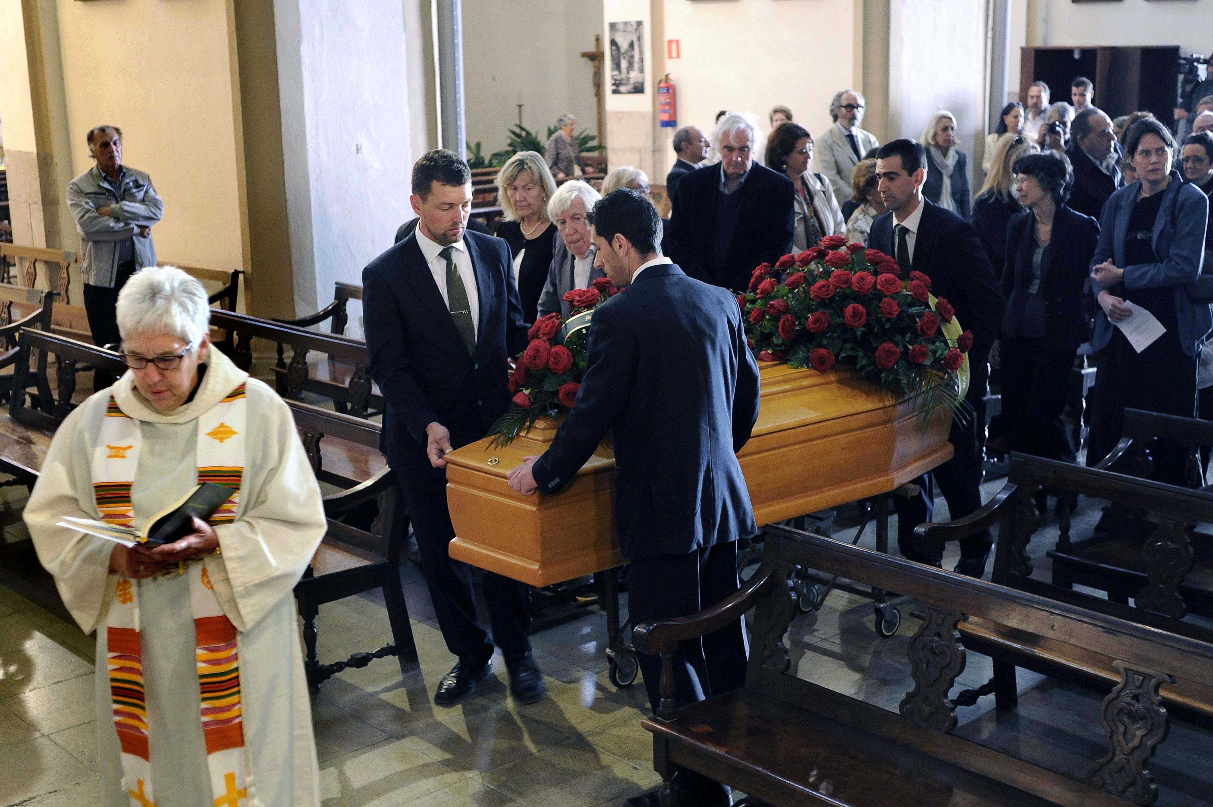 Los amigos de Tom Sharpe despiden los restos del escritor en Palafrugell