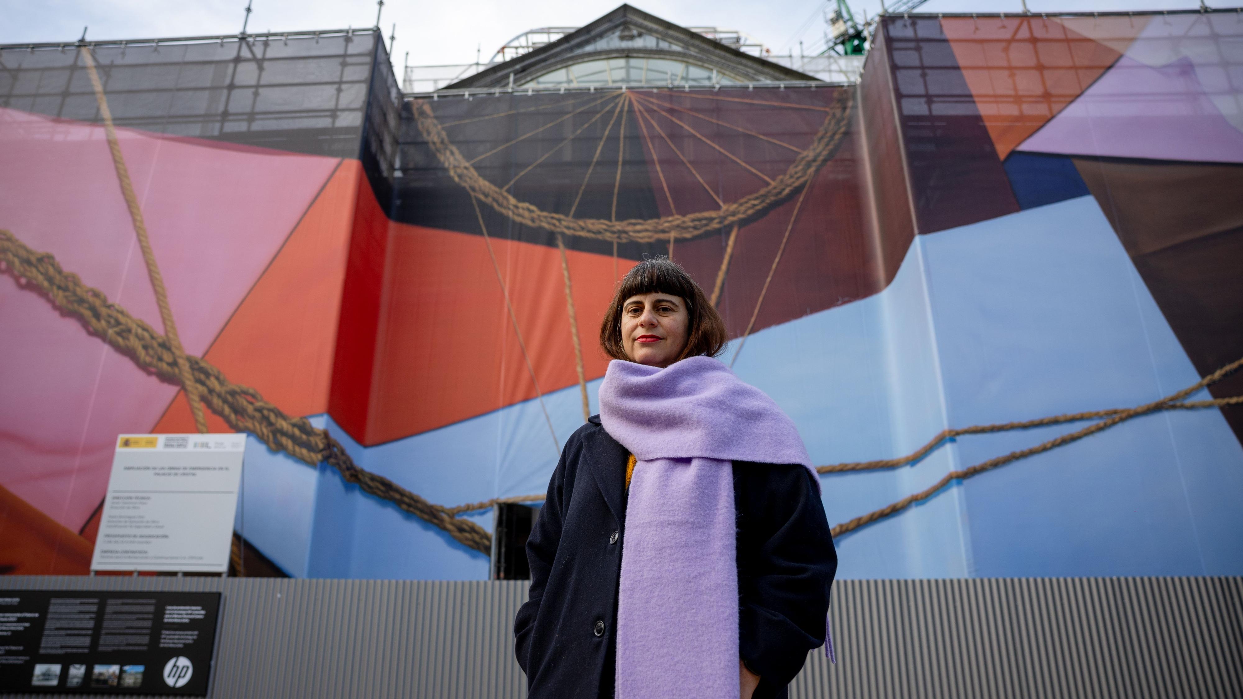 Andrea Canepa envuelve con su fardo el Palacio de Cristal