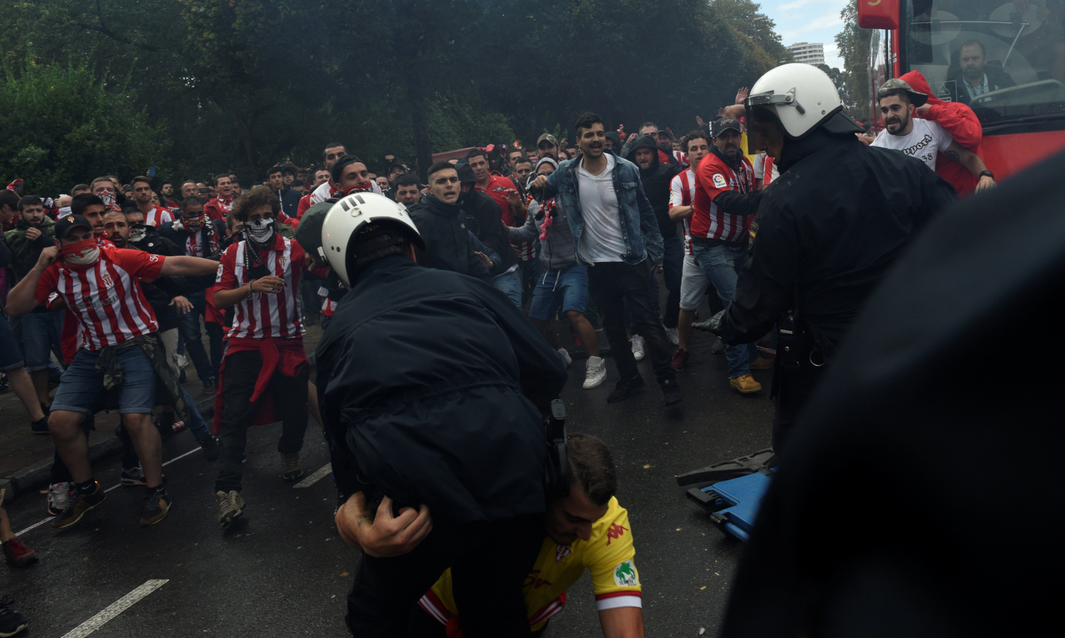 Ascienden a 12 los ultras del Sporting detenidos por los incidentes del ... Ascienden a 12 los ultras del Sporting detenidos por los incidentes del ...