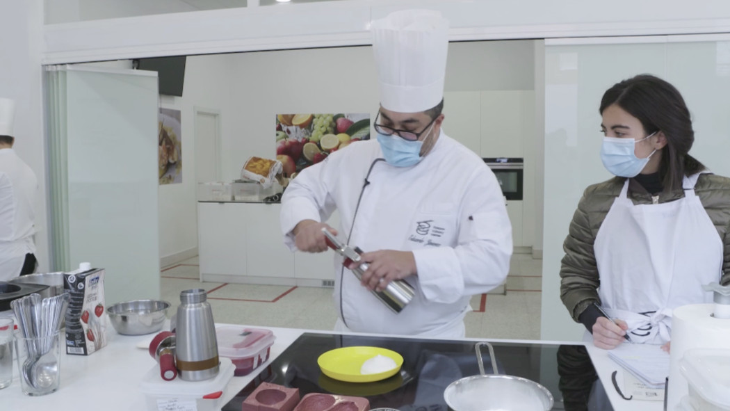 Los aspirantes reciben una masterclass de repostería