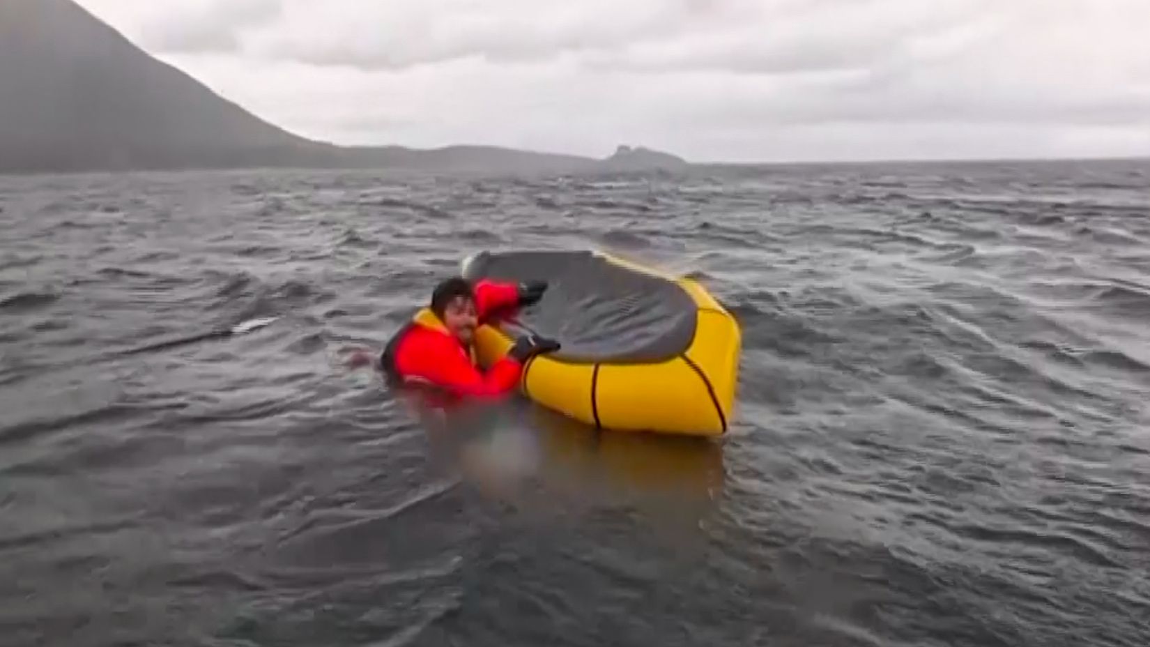 Una ballena se traga y escupe a un deportista en kayak | Ver