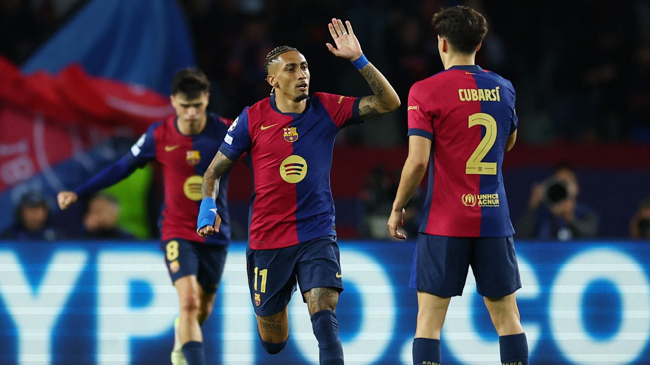 Raphinha, decisivo, vuelve a reinar en la locura en Champions