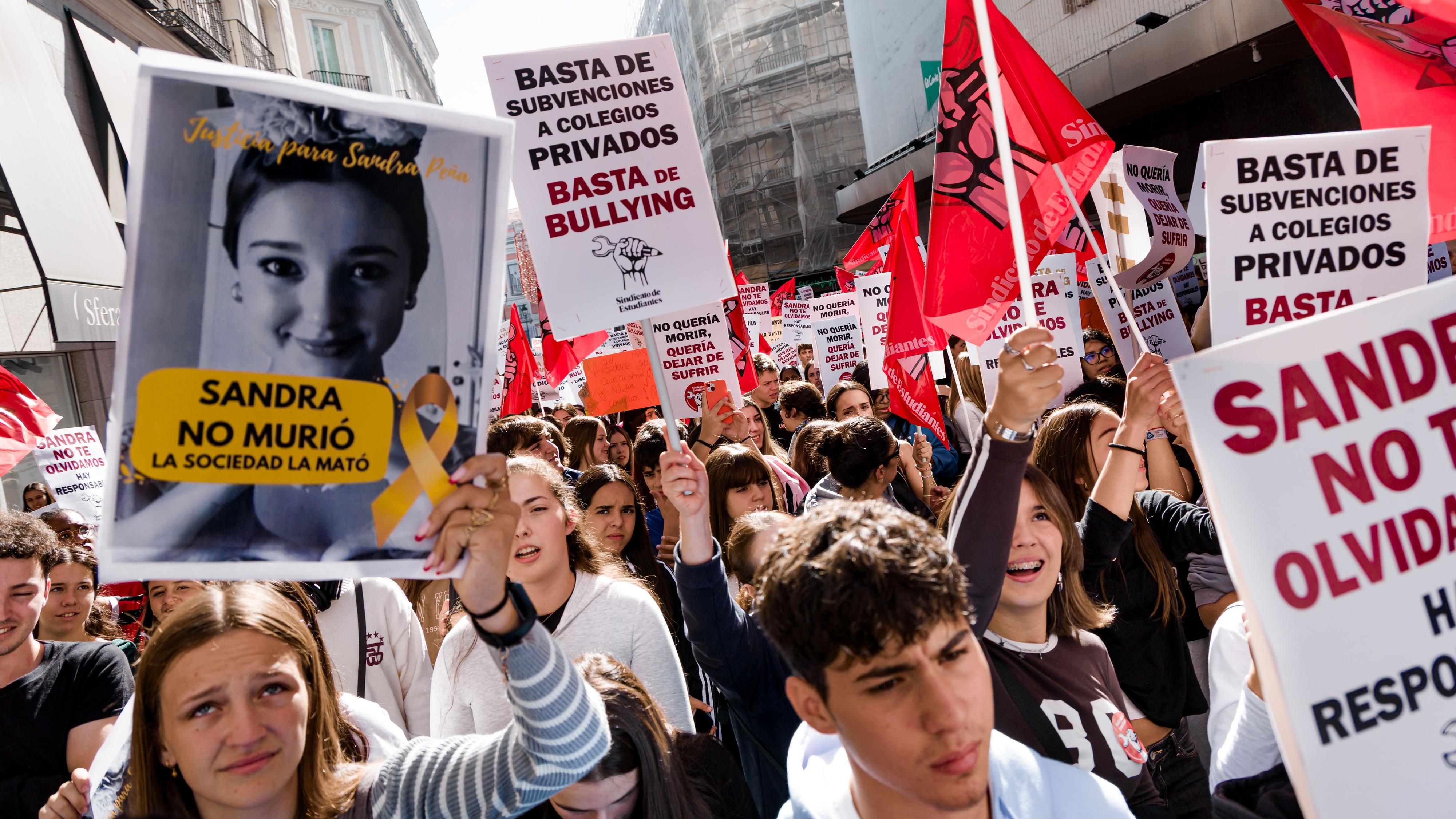 Barcelona s'alça contra el bullying en homenatge a Sandra Peña