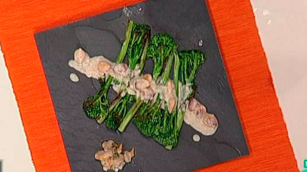 Receta de 'Bimi a la plancha con salsa de almendras