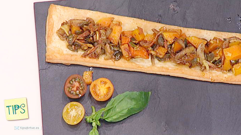 Calabaza al curry con pipas sobre hojaldre