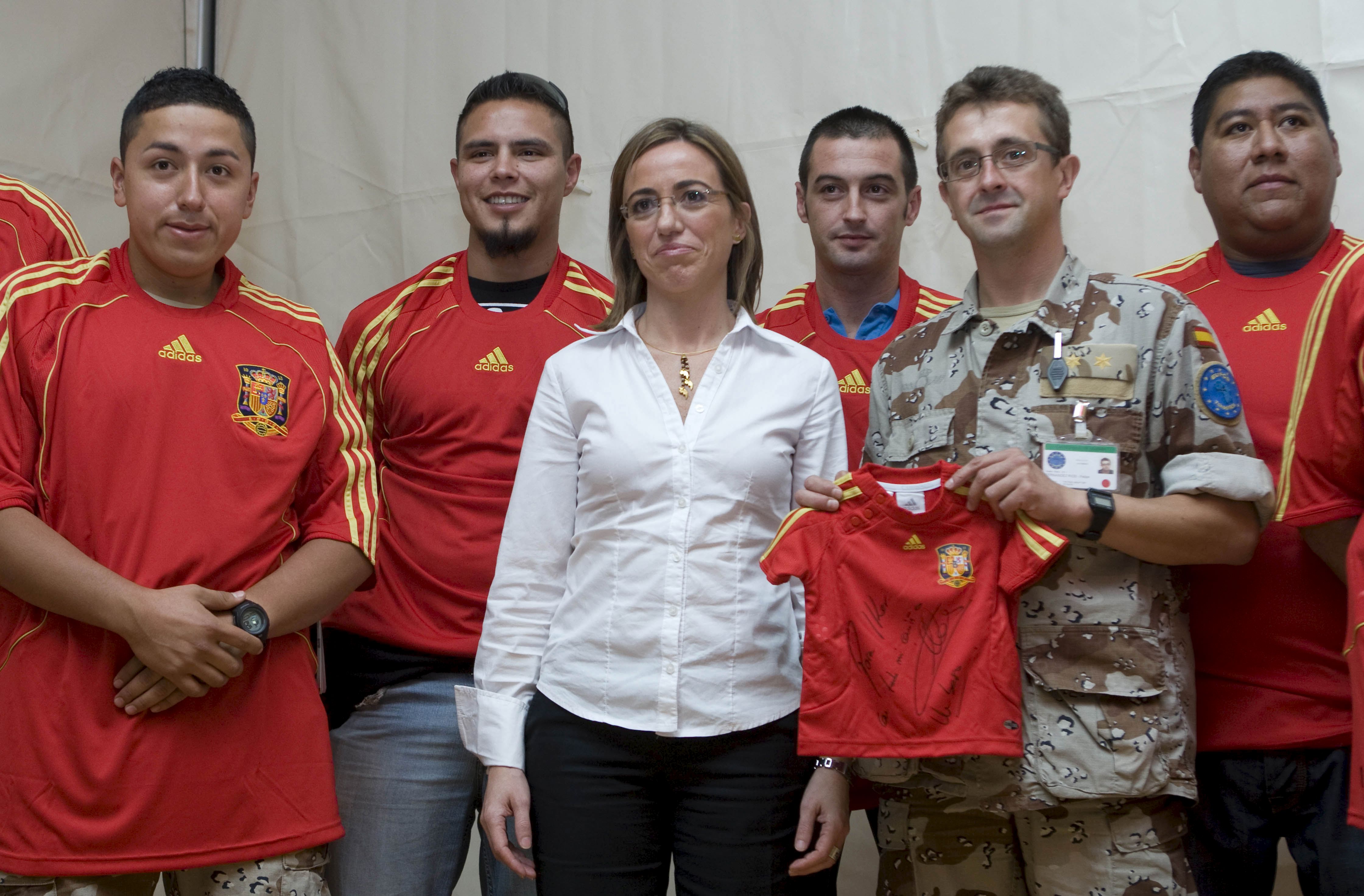 Carme Chacón visita por sorpresa las tropas españolas | RTVE.es