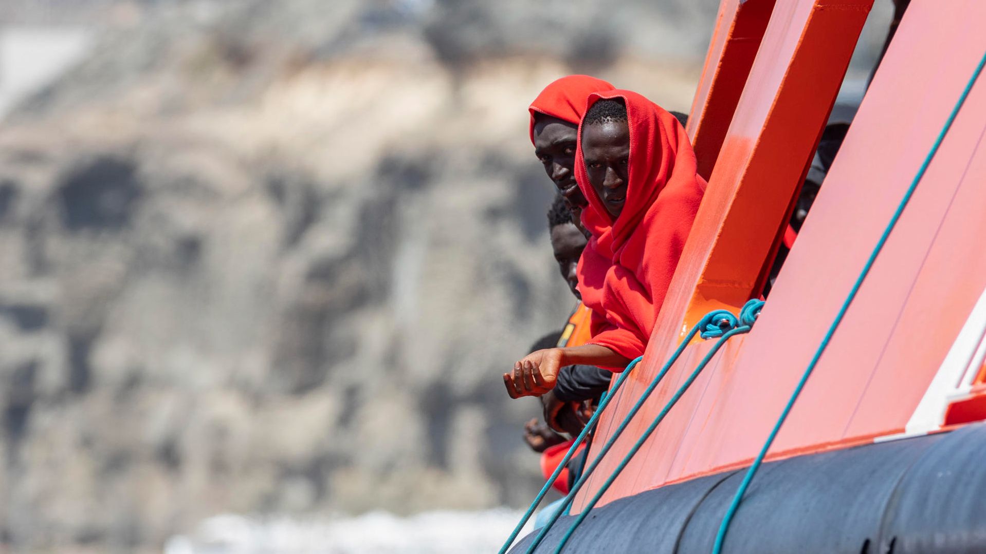 Un cayuco con 64 personas llega a El Hierro