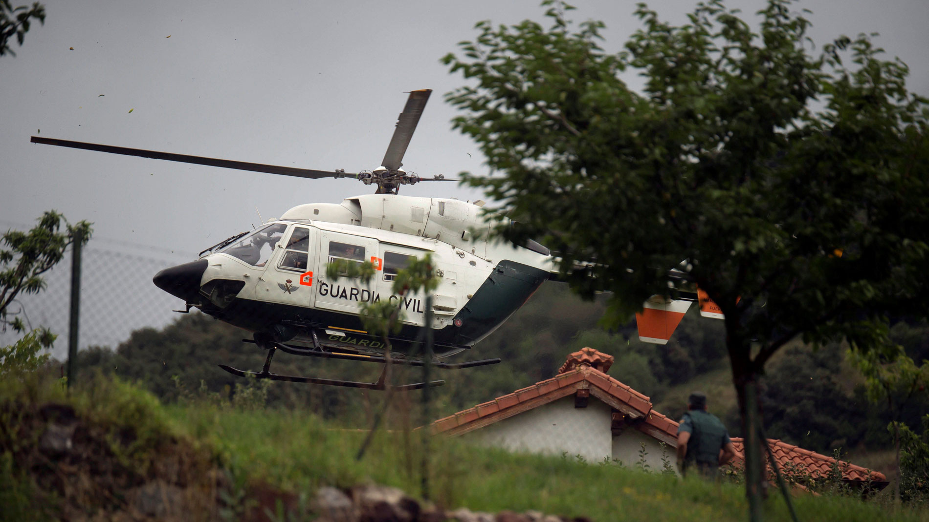 En búsqueda hombre huido tras atrincherarse y herir a un agente