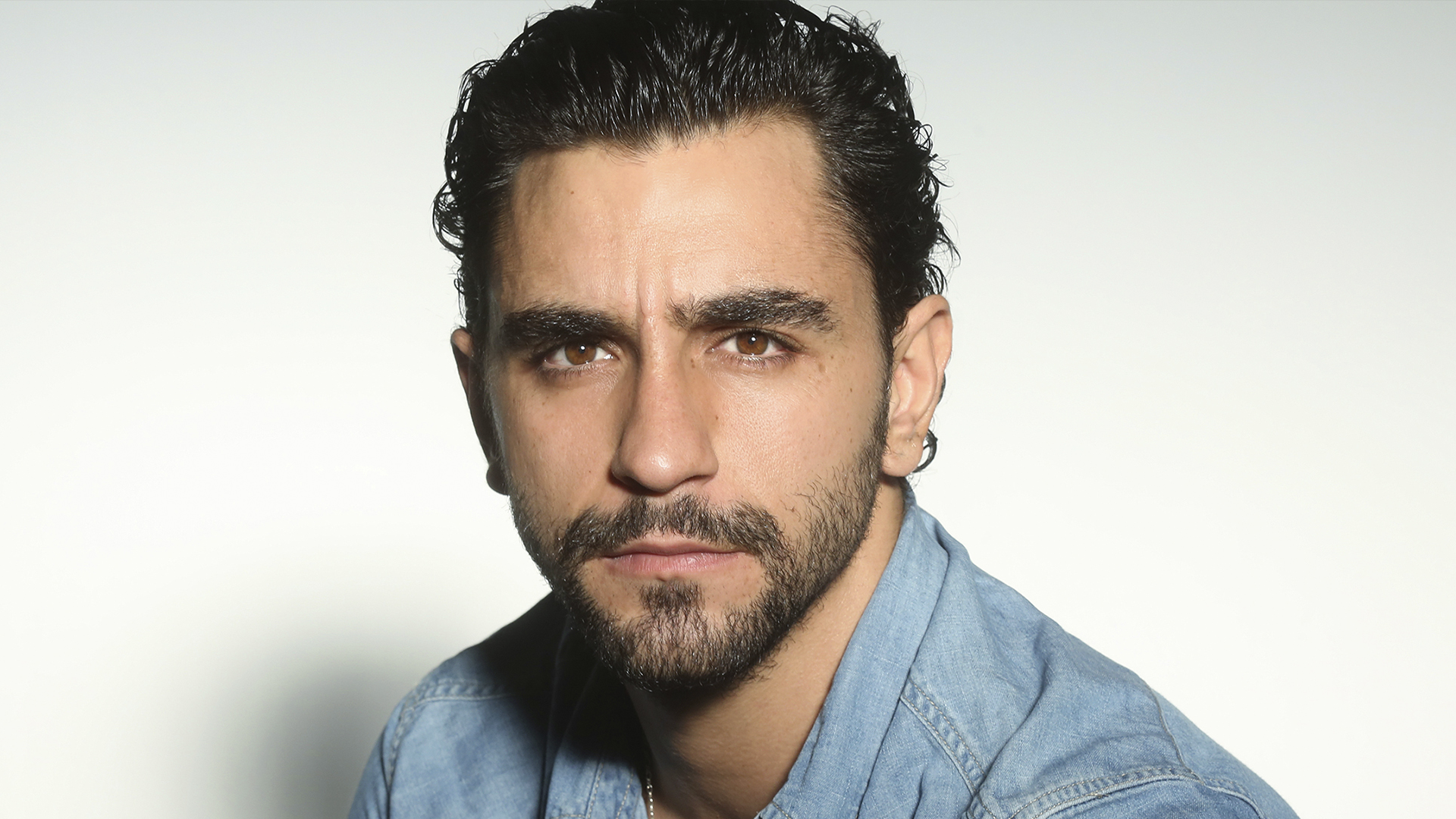 César Mateo, el actor de moda llega a 'Servir y proteger'