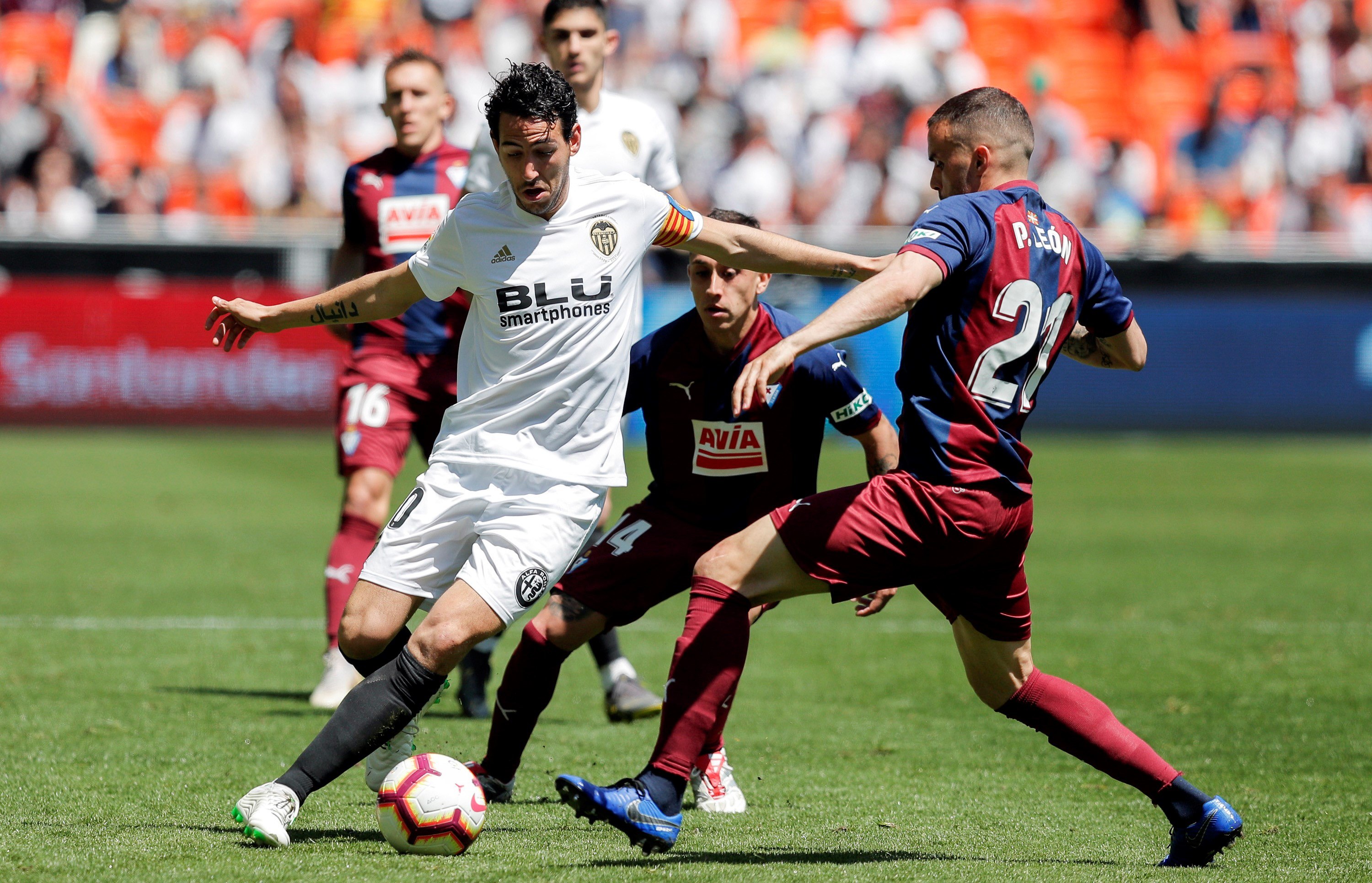 Charles y el Eibar alejan al Valencia de la Champions