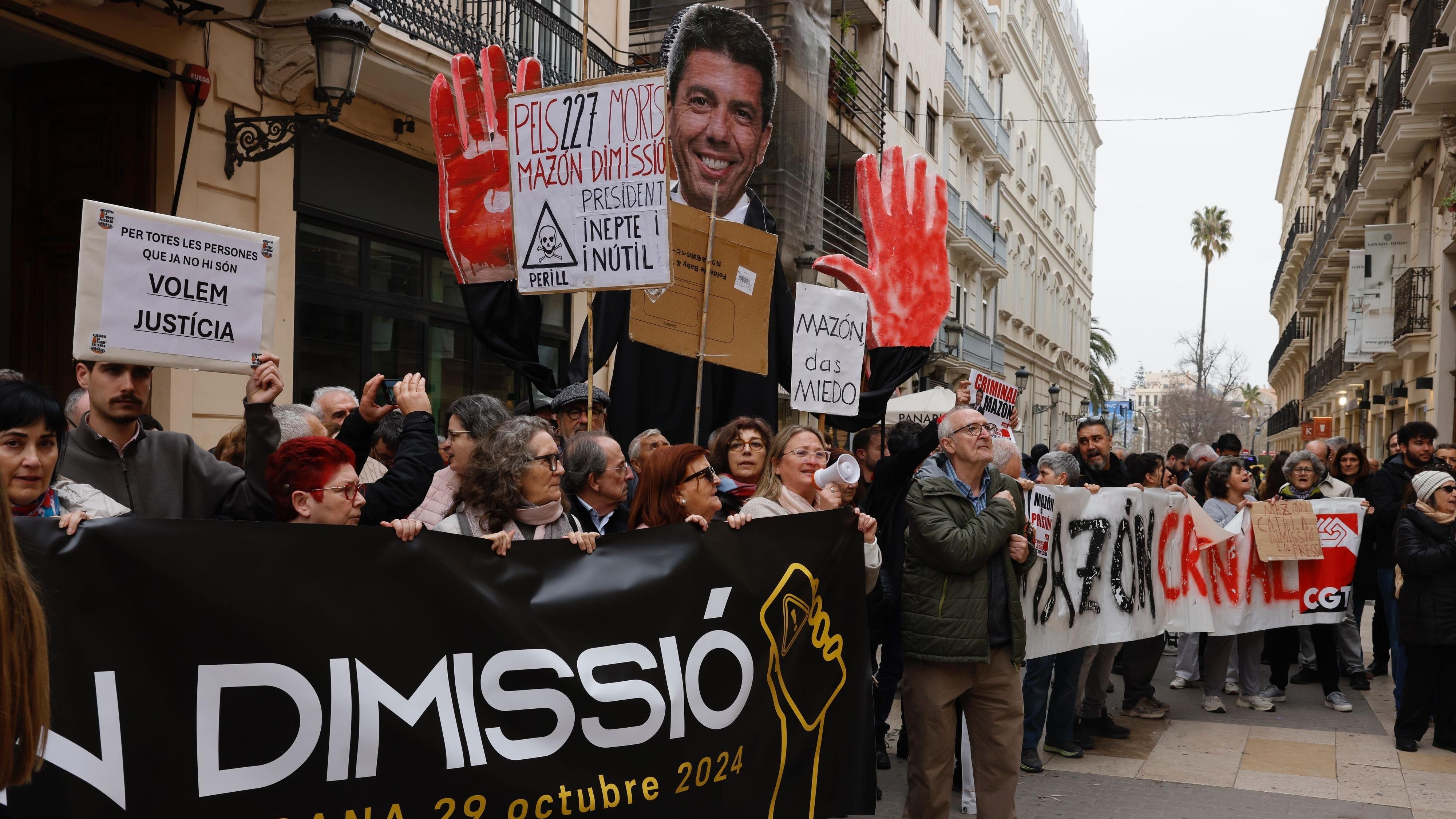Concentración en Les Corts Valencianes para pedir la dimisión de Mazón
