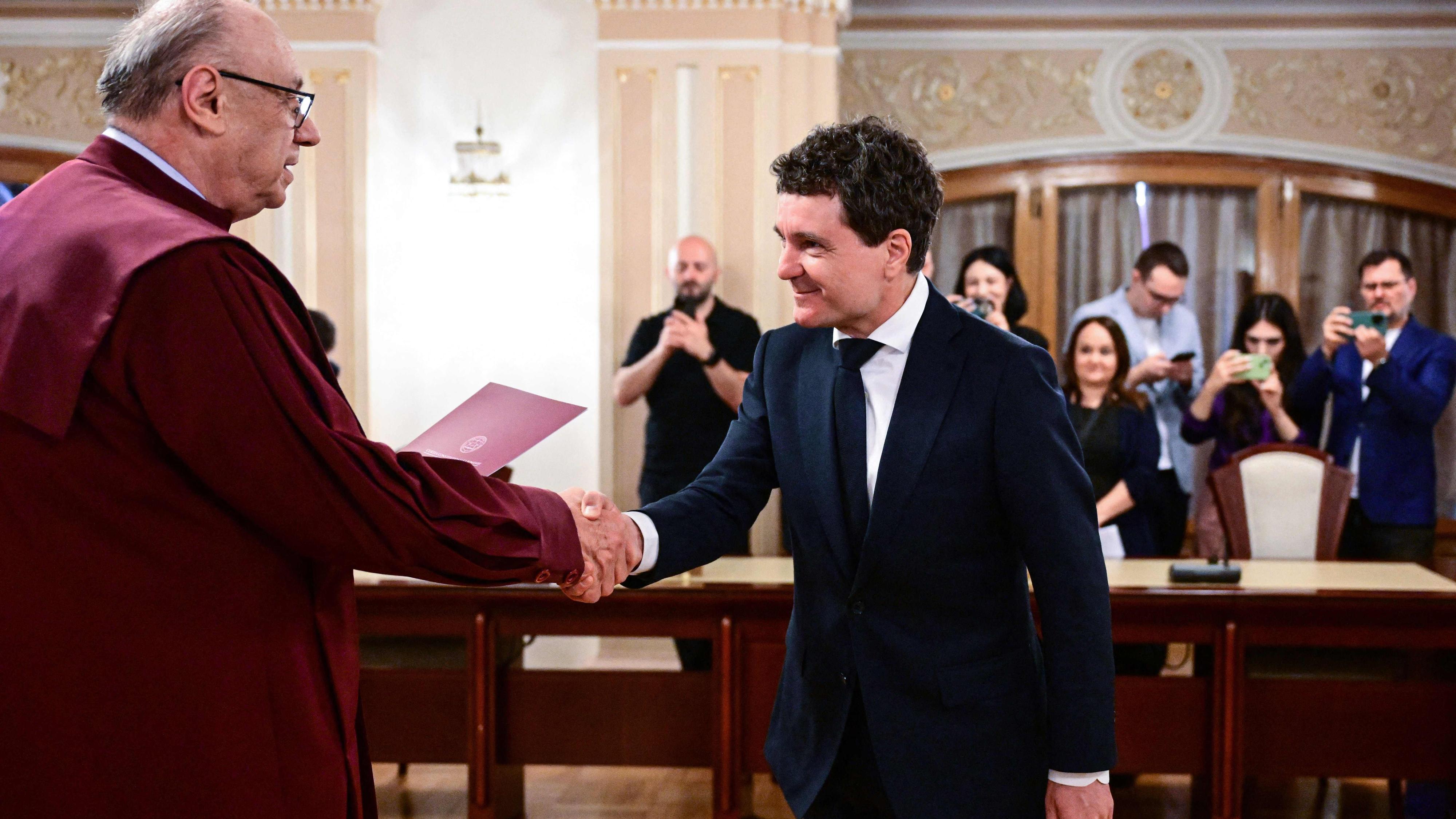 El Constitucional rumano rechaza anular las elecciones y confirma a ...