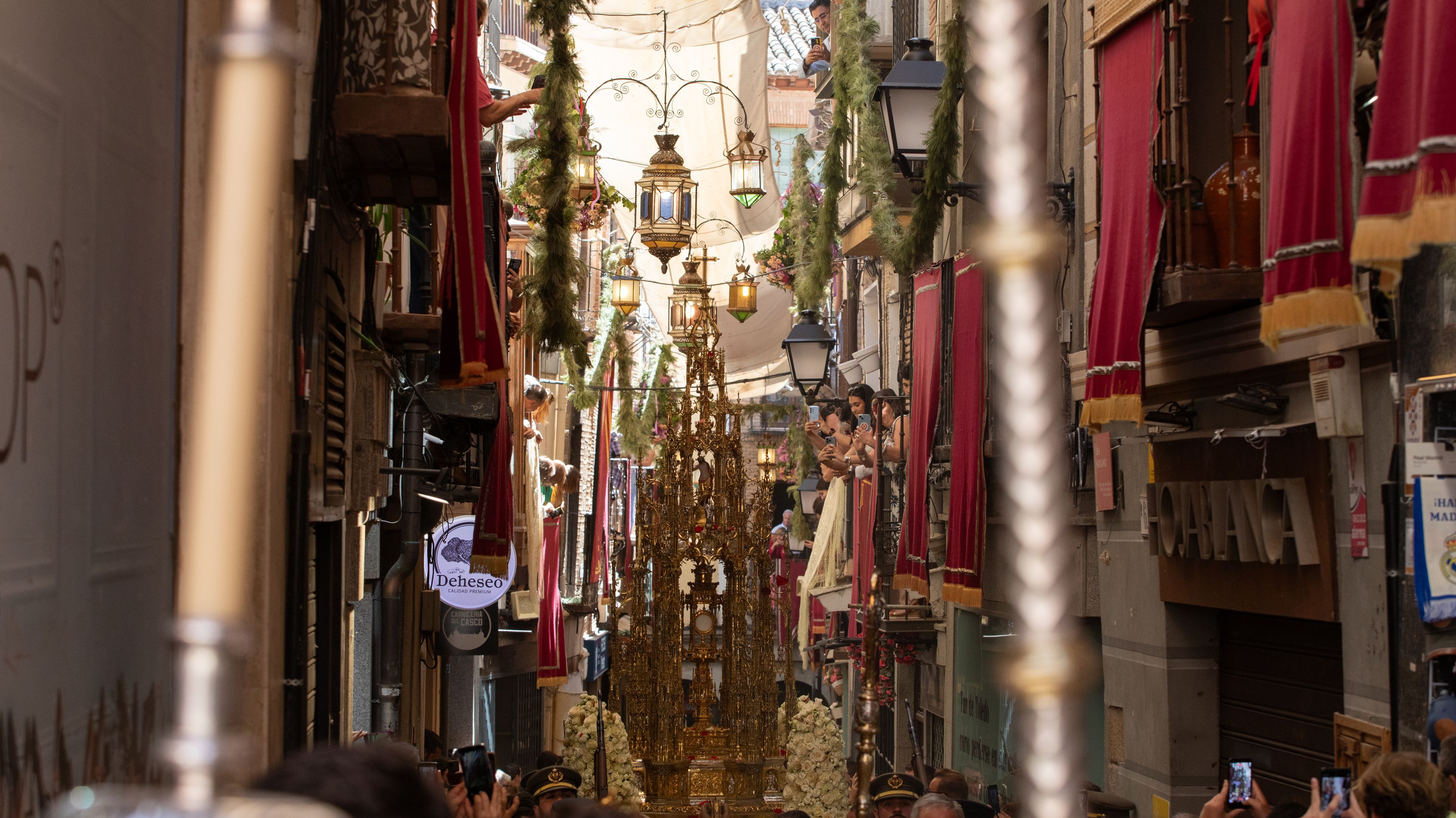 Corpus Christi: el aroma a tomillo, romero y devoción inunda el Casco ...