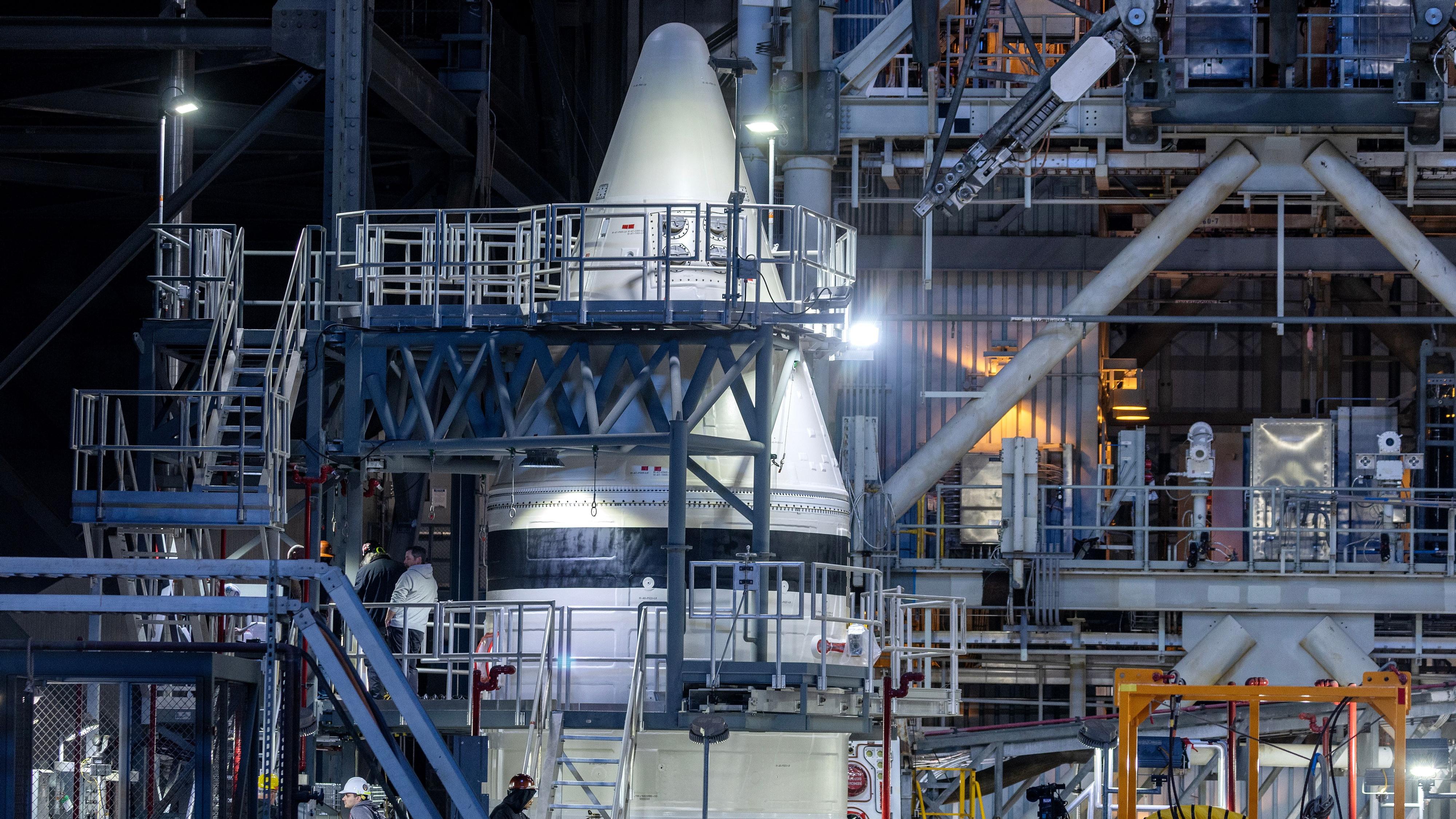 La NASA traslada a la plataforma de lanzamiento el cohete SLS y la nave ...