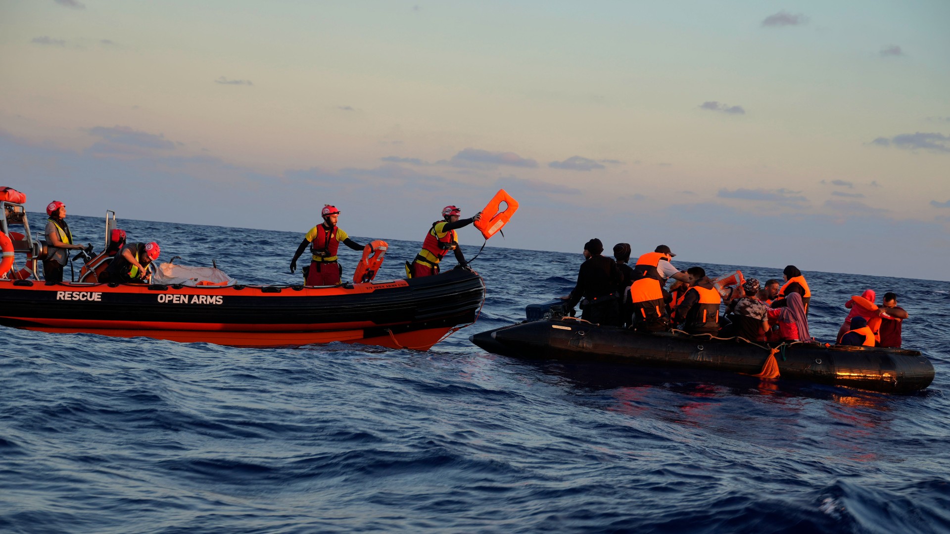 Al menos 28 migrantes muertos al hundirse su barco frente a las costas ...