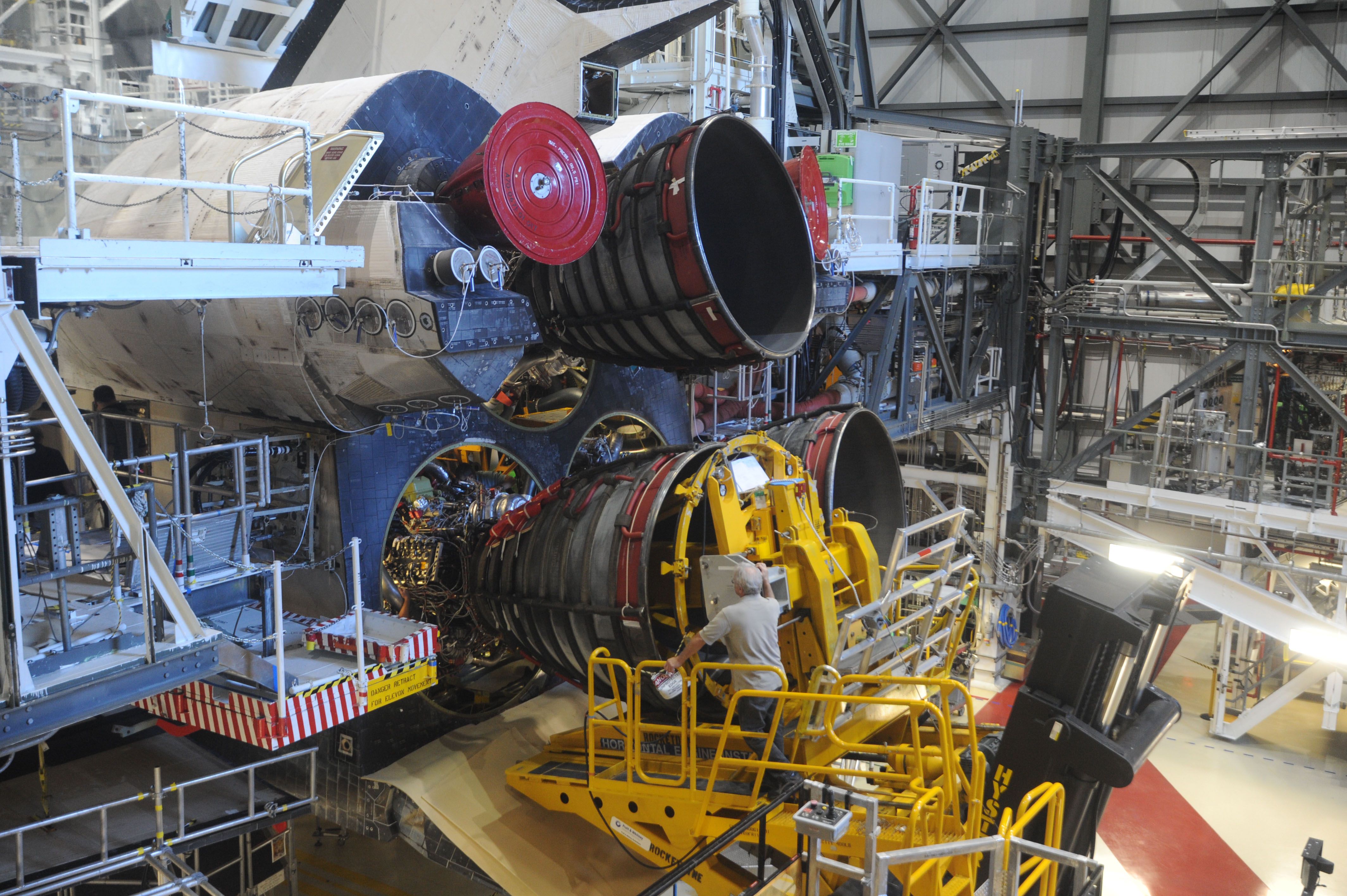 Técnicos de la NASA, desmontan el Atlantis | RTVE.es