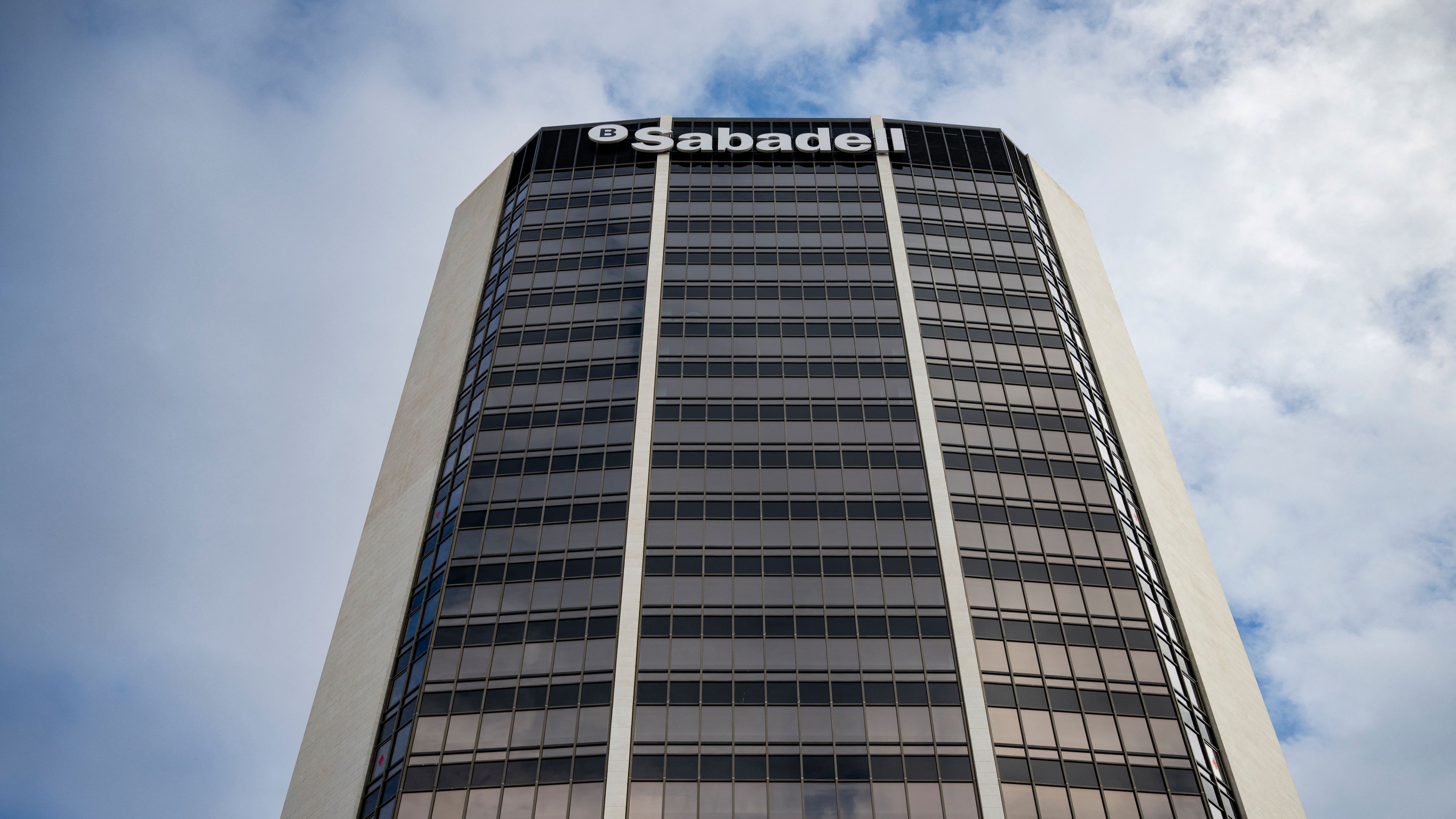 Directivos del Sabadell compran acciones del banco por 710.000 euros