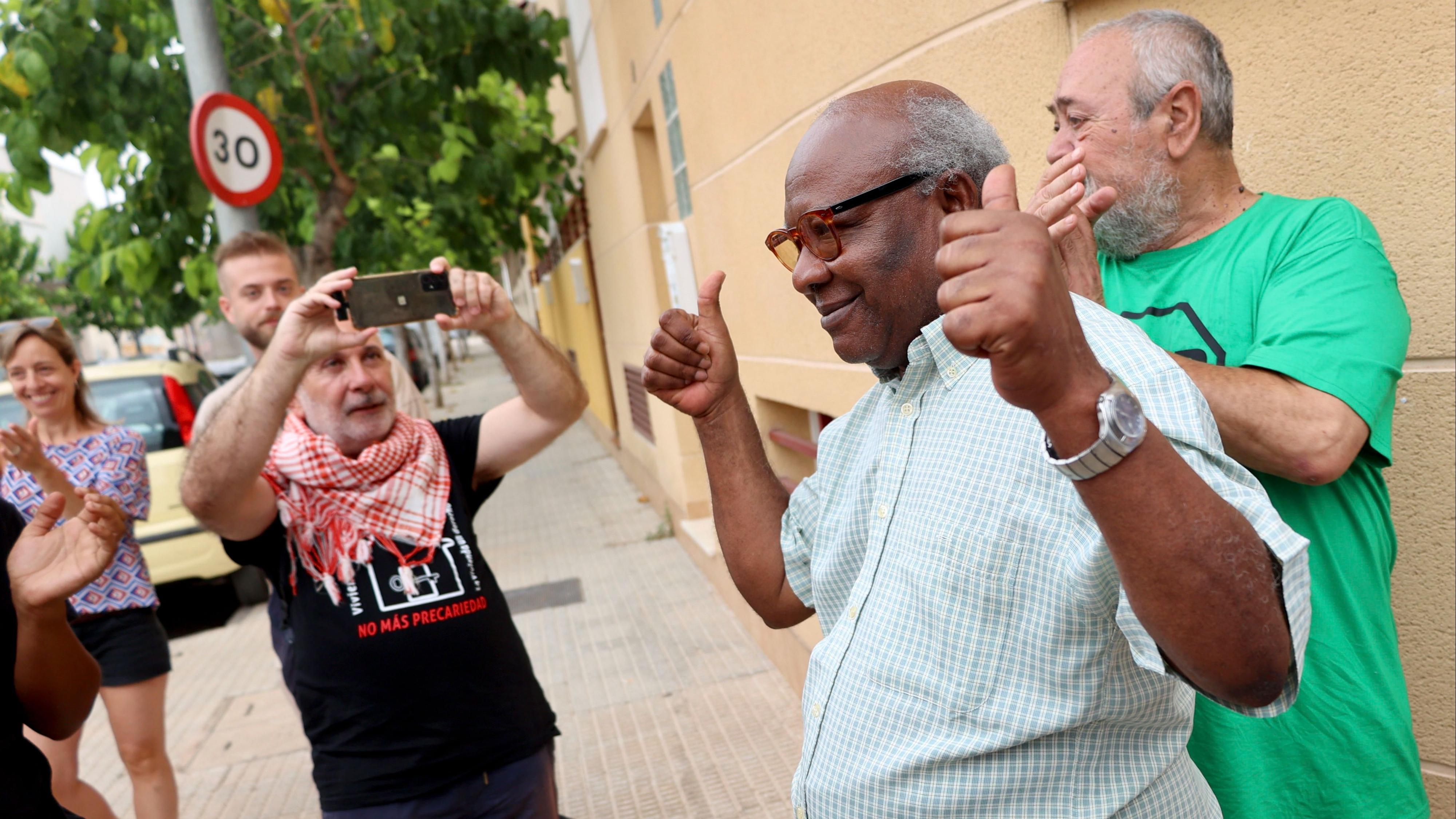 Donato Ndongo logra un segundo aplazamiento de su desahucio hasta ...