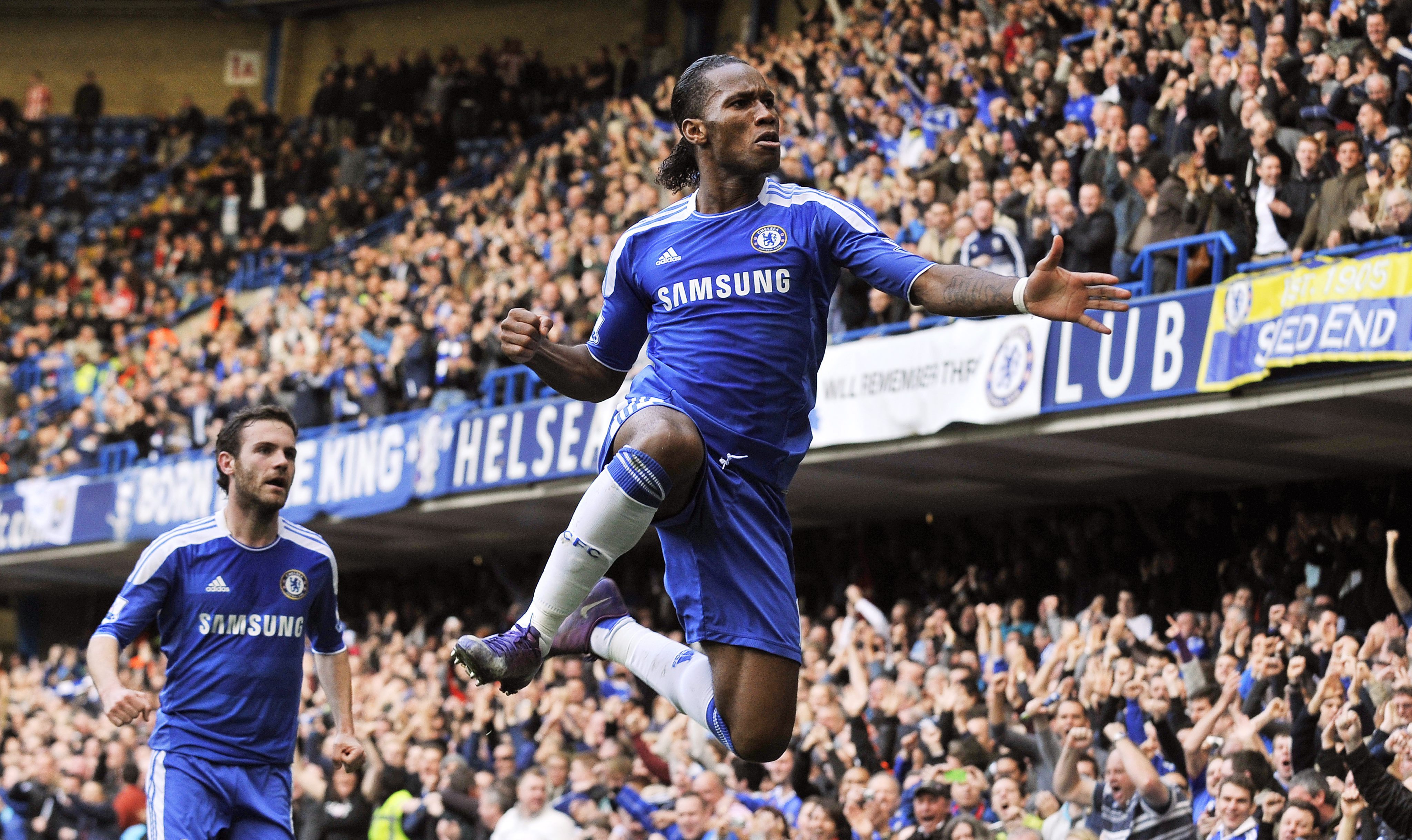 Drogba mantiene al Chelsea en la lucha con su gol número 100 en la Premier