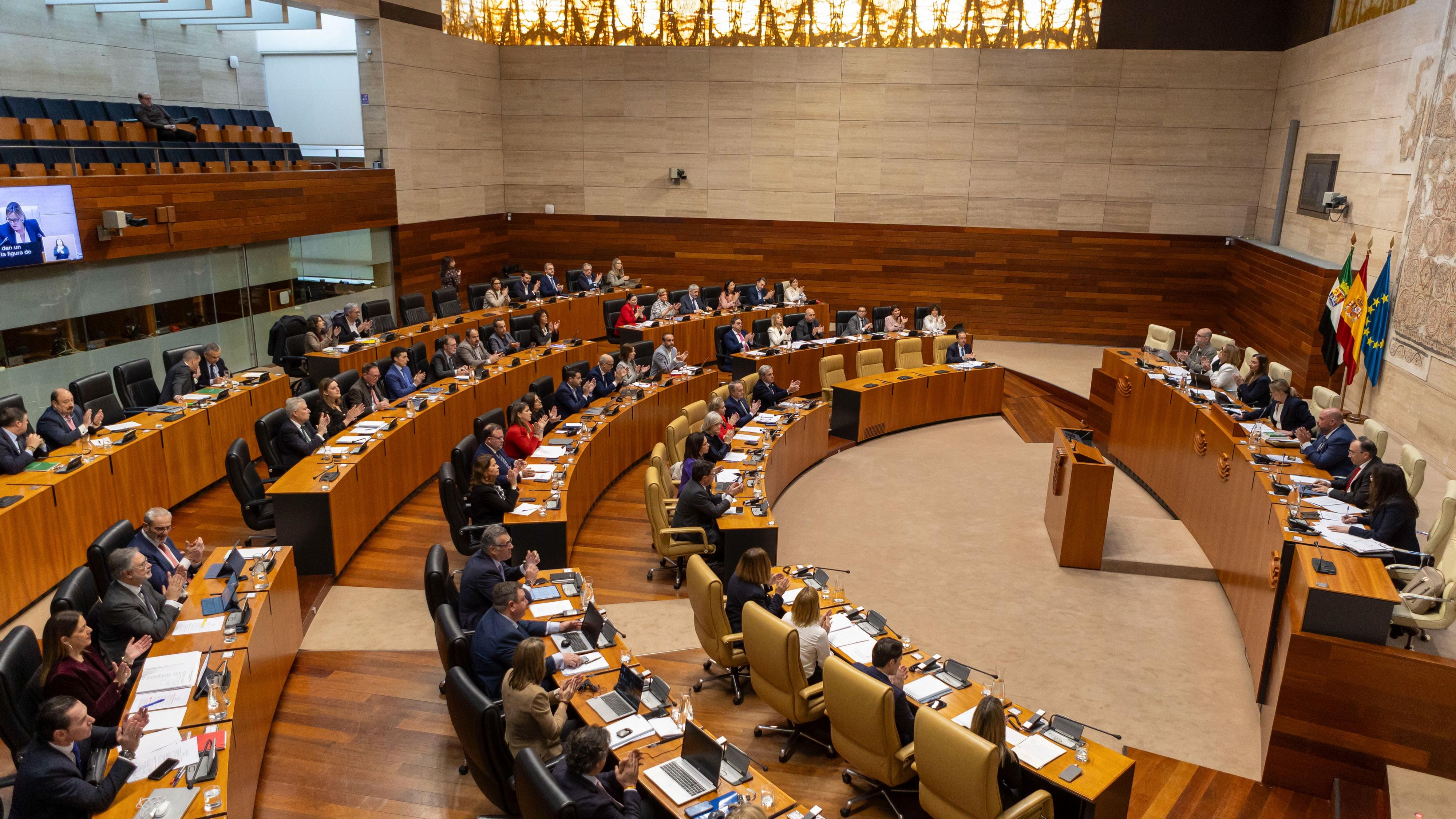 PSOE, Vox y Unidas por Extremadura debatirán en RTVE por el 21D