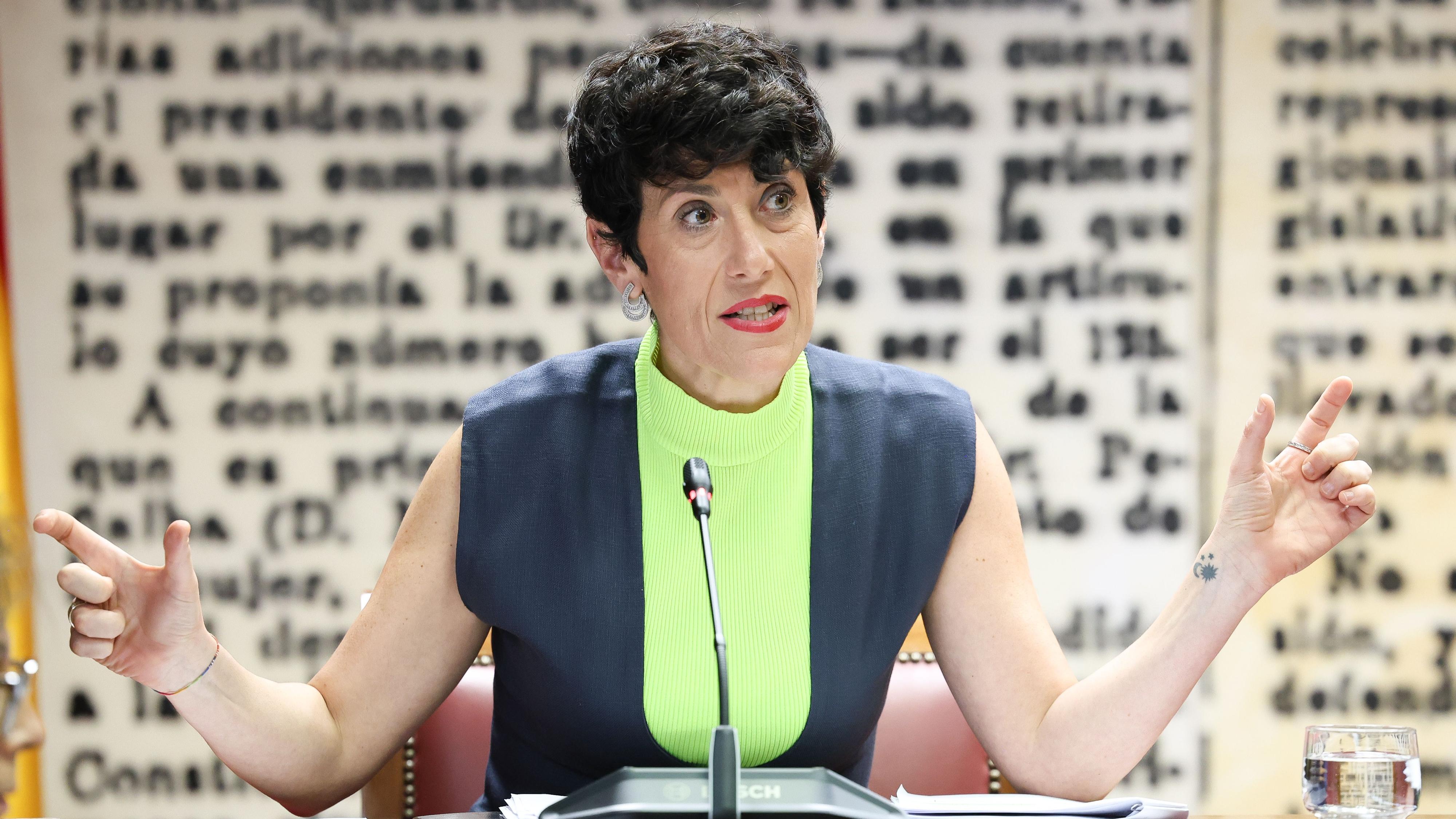 Elma Saiz concreta su papel en la contratación de Navarra al "control"