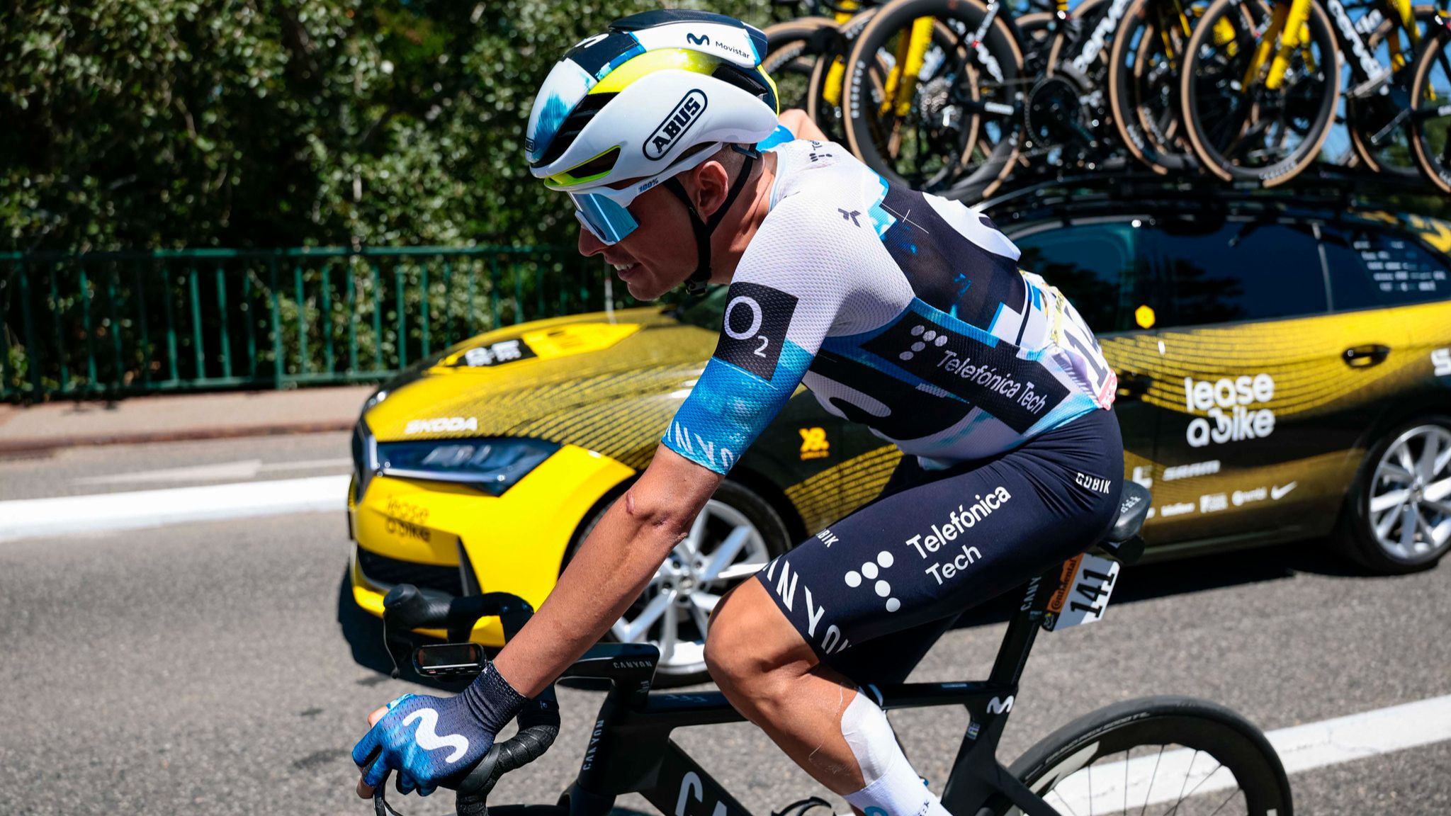 Enric Mas abandona en la etapa reina del Tour 2025