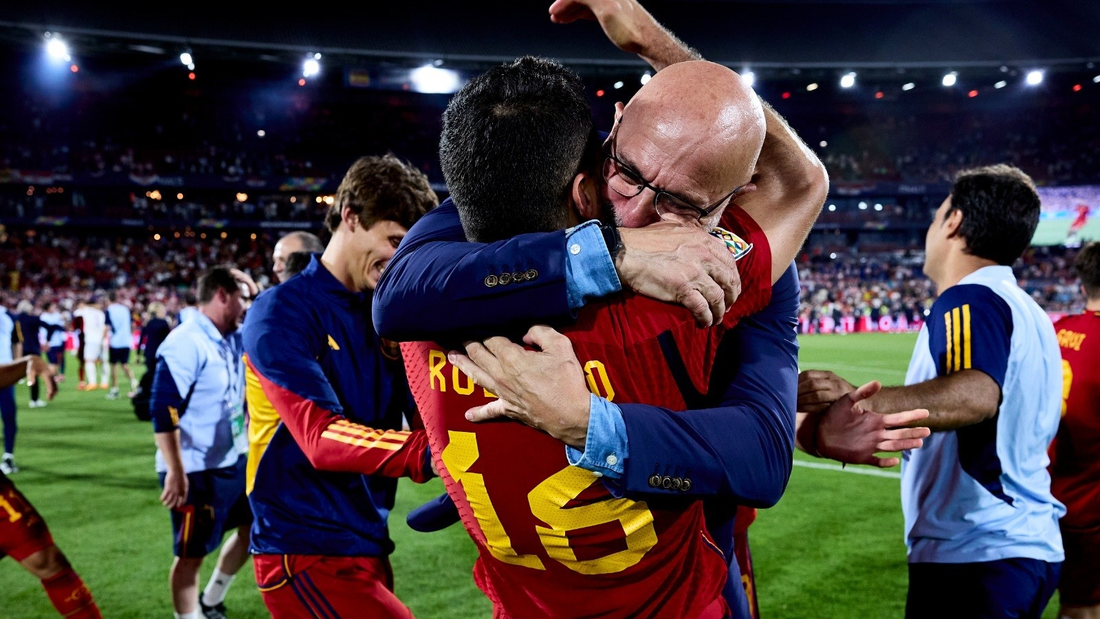 Una España más directa, con menos pase y más regateadora