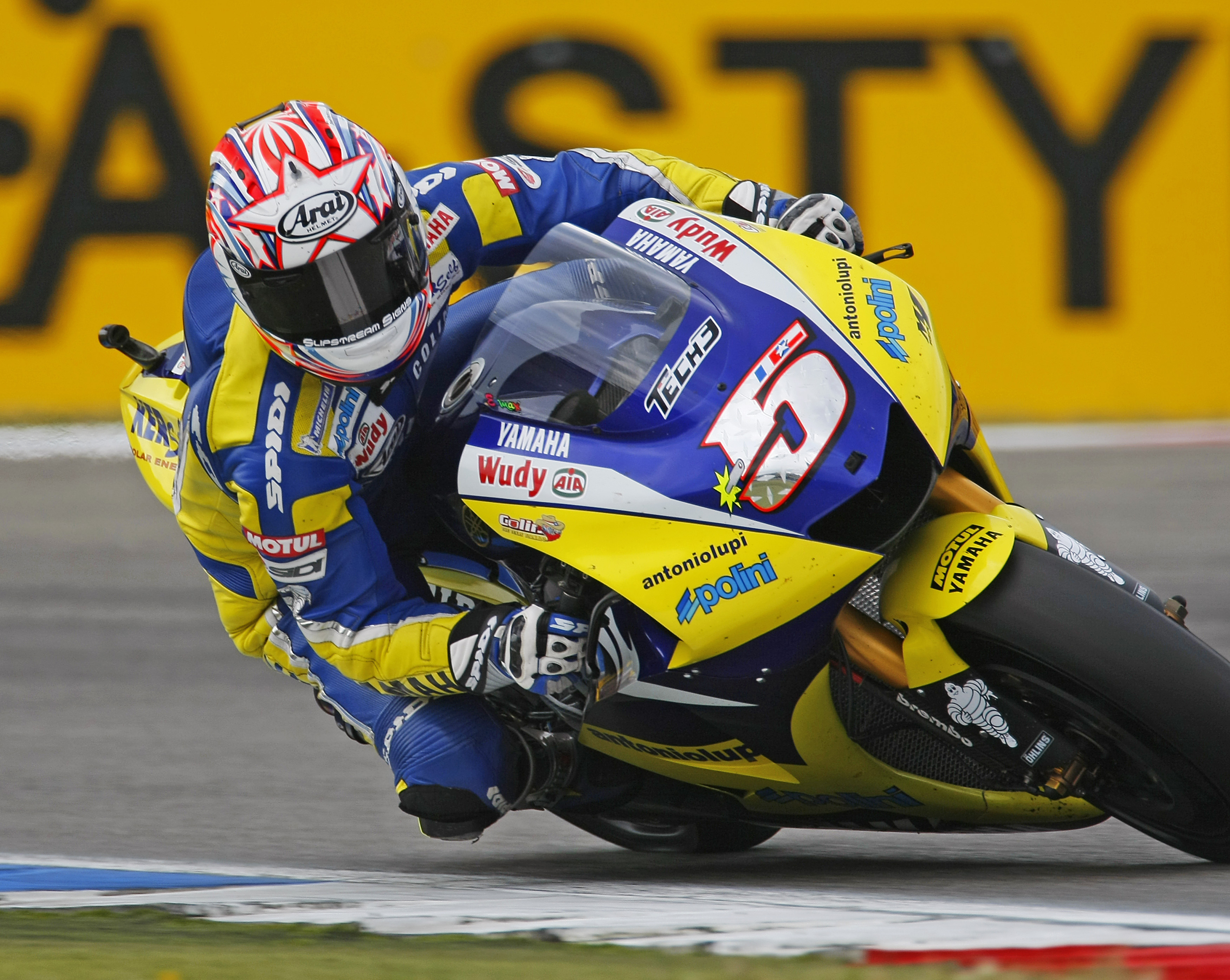 El estadounidense Colin Edwards seguirá con Yamaha en 2009