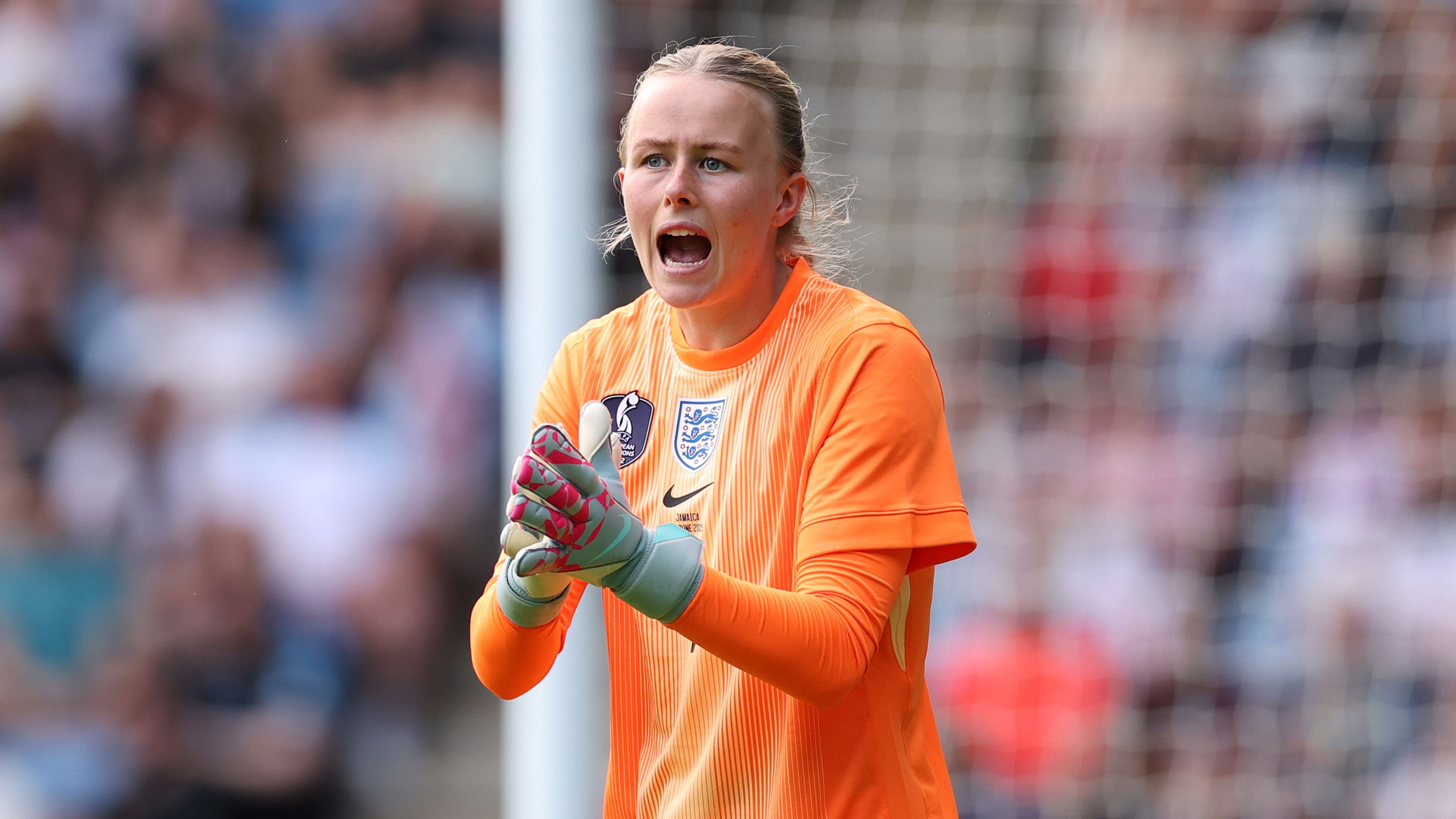 Hannah Hampton, la portera de Inglaterra con un trastorno visual