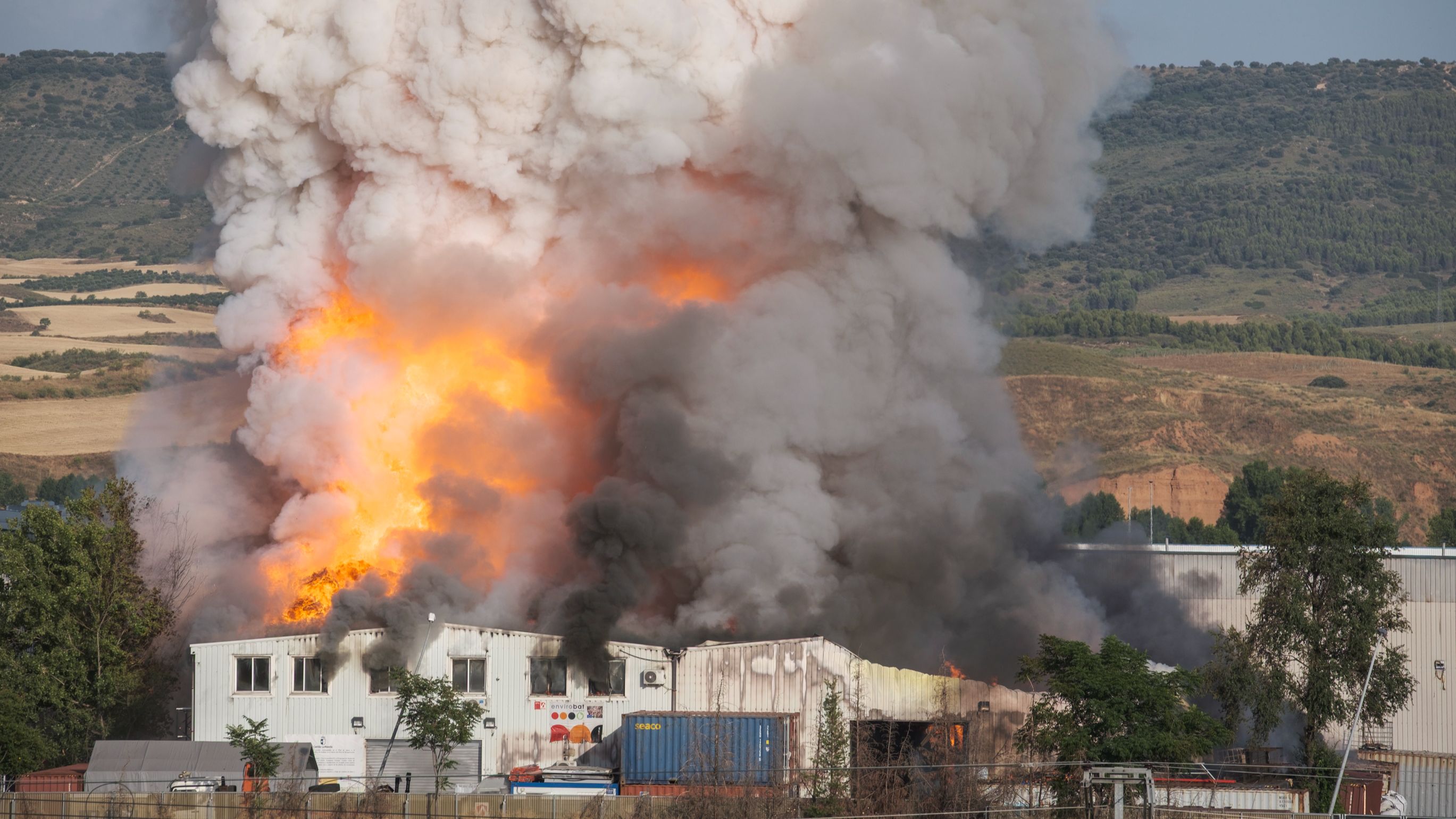 El incendio de Azuqueca evoluciona de forma favorable