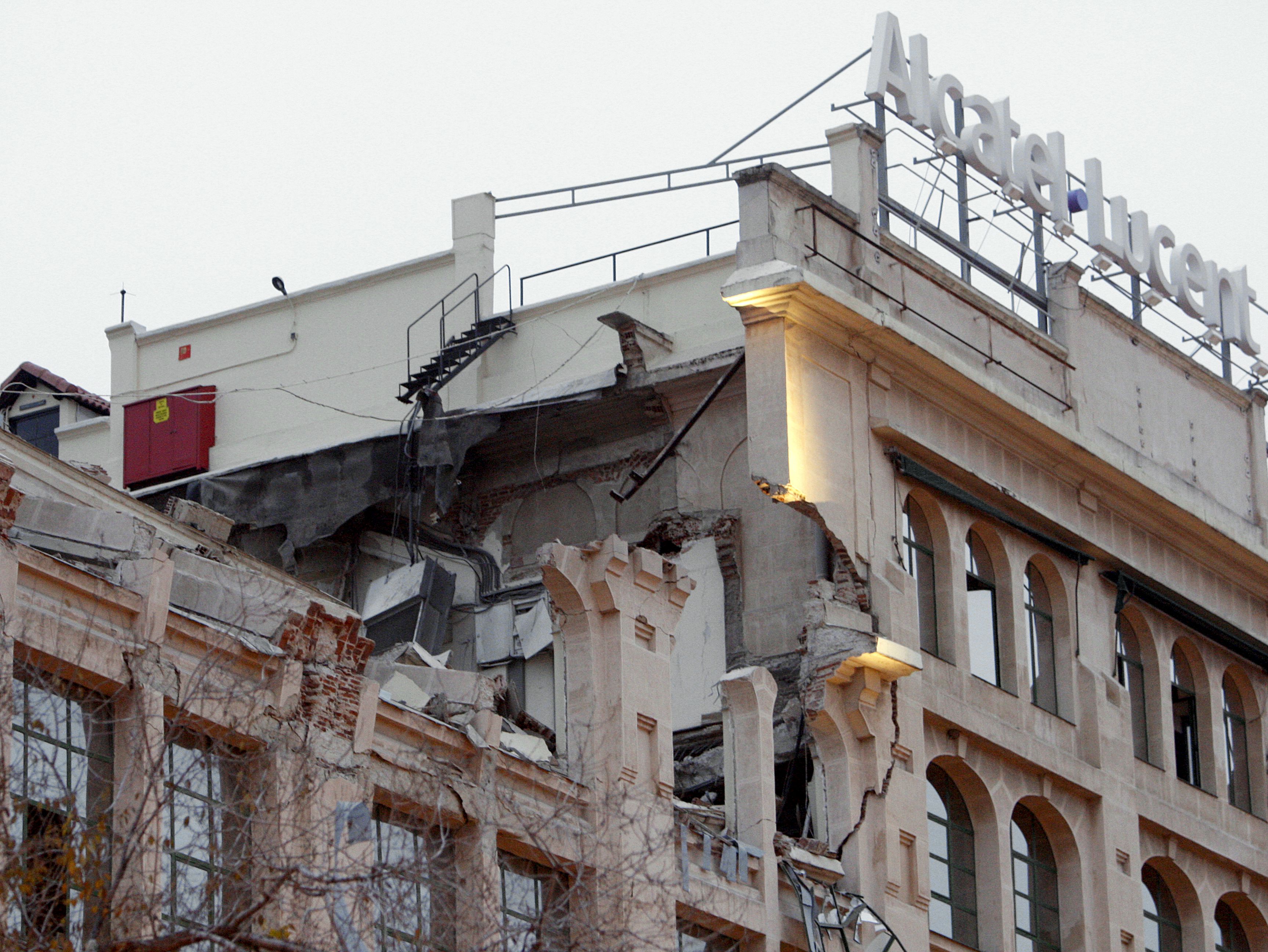 Una explosión de gas destruye la última planta de un edificio de oficinas
