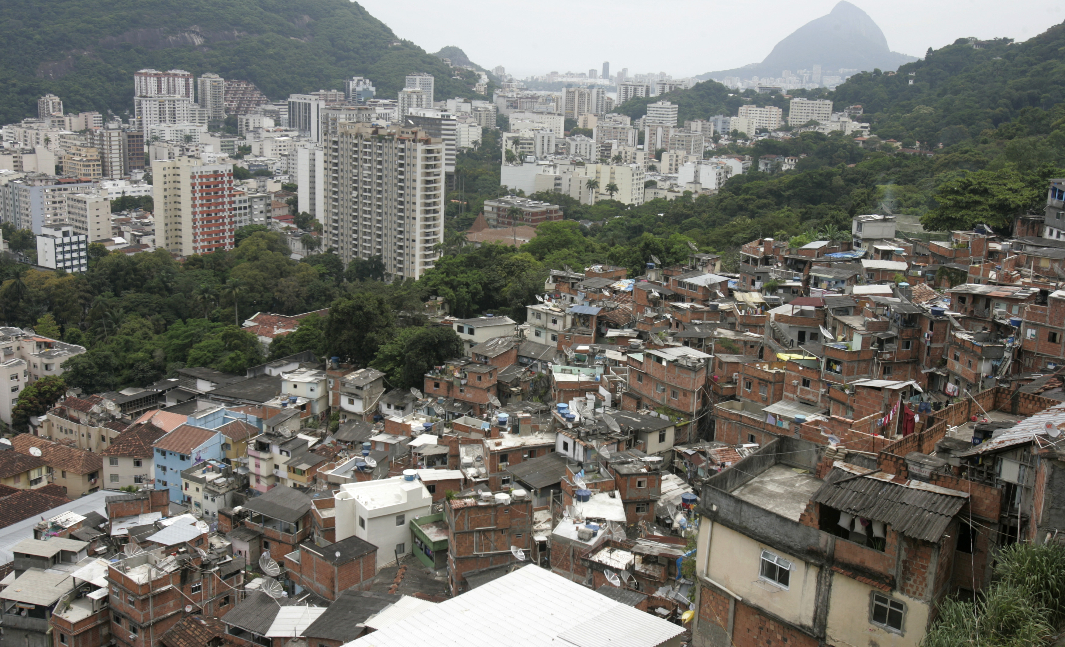 Las favelas de Río de Janeiro, encerradas por un muro | RTVE.es