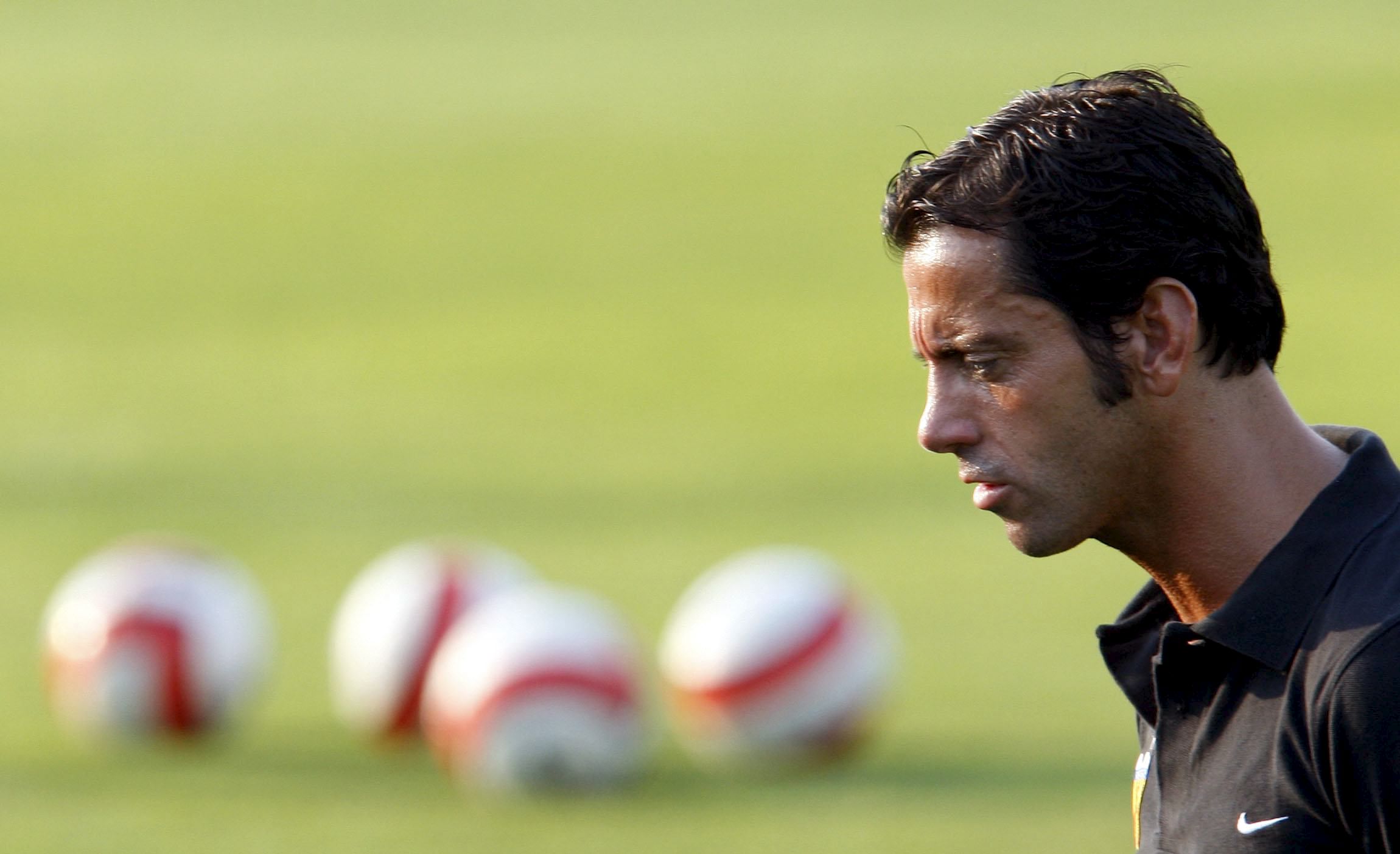 Flores dirige su primer entrenamiento con el Atlético