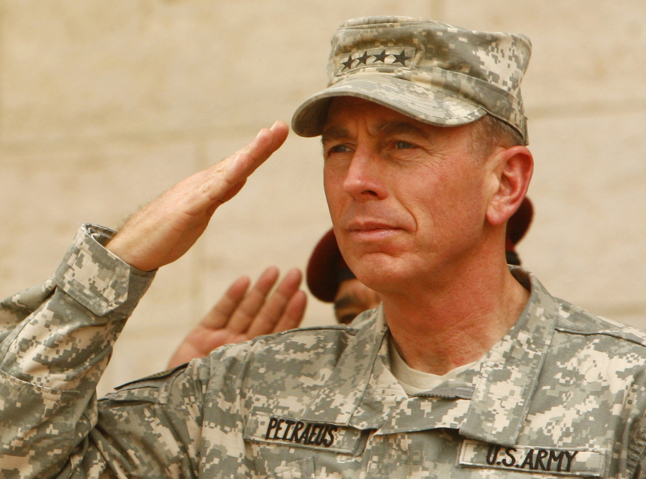 El general Petraeus traspasa el mando de las tropas en Irak a Raymond ...