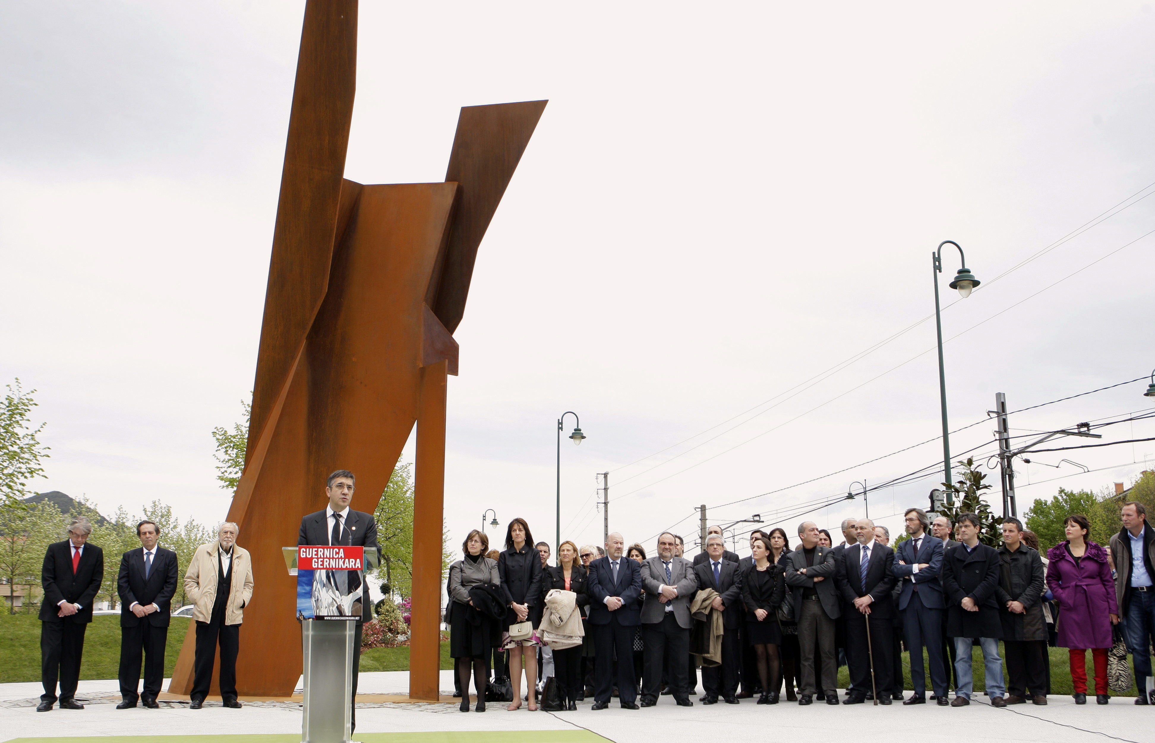 Gernika inaugura su "Agonía de Fuego", símbolo de la primera bomba que ...