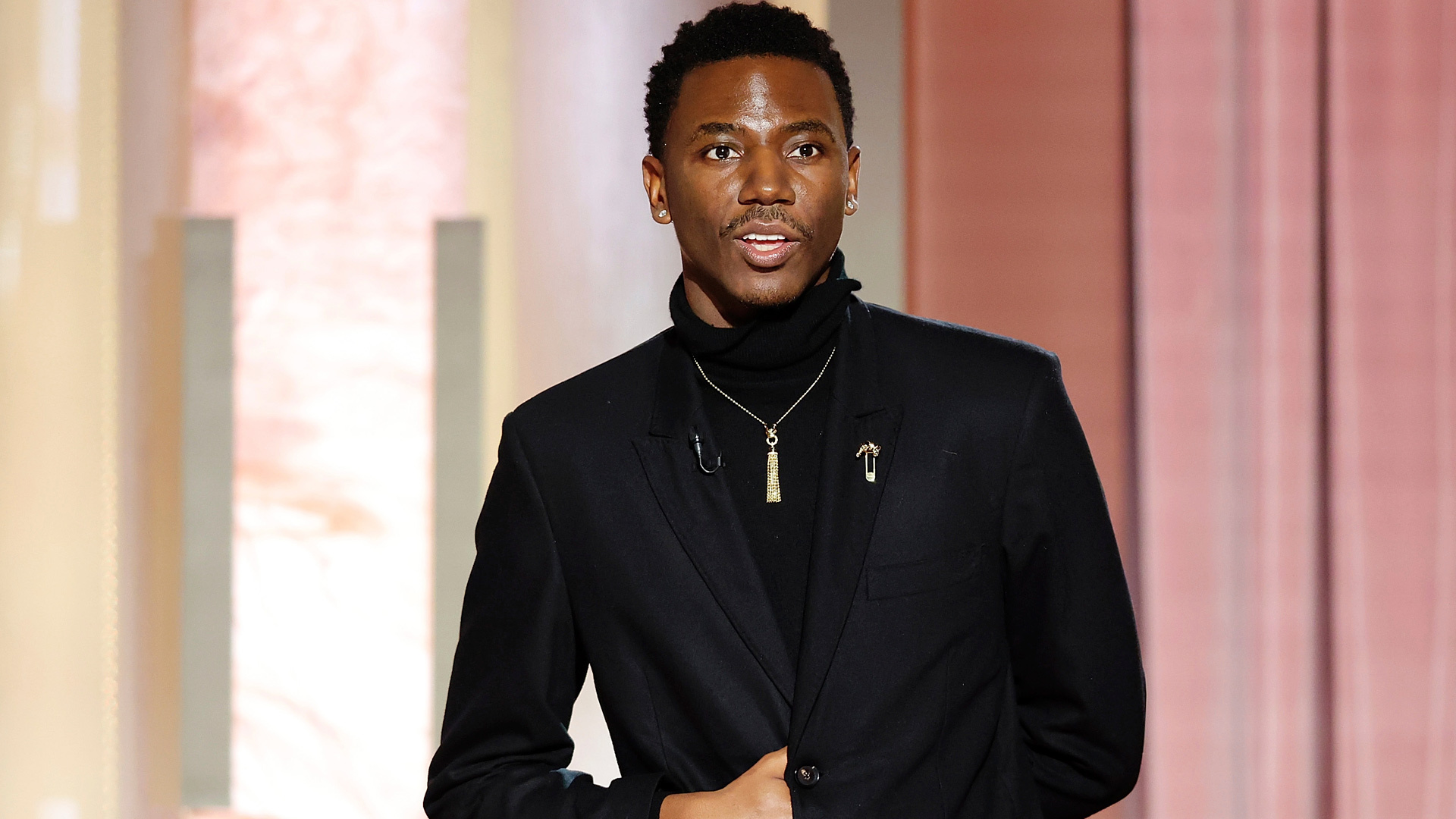 Jerrod Carmichael le pega este sonoro bofetón a Hollywood