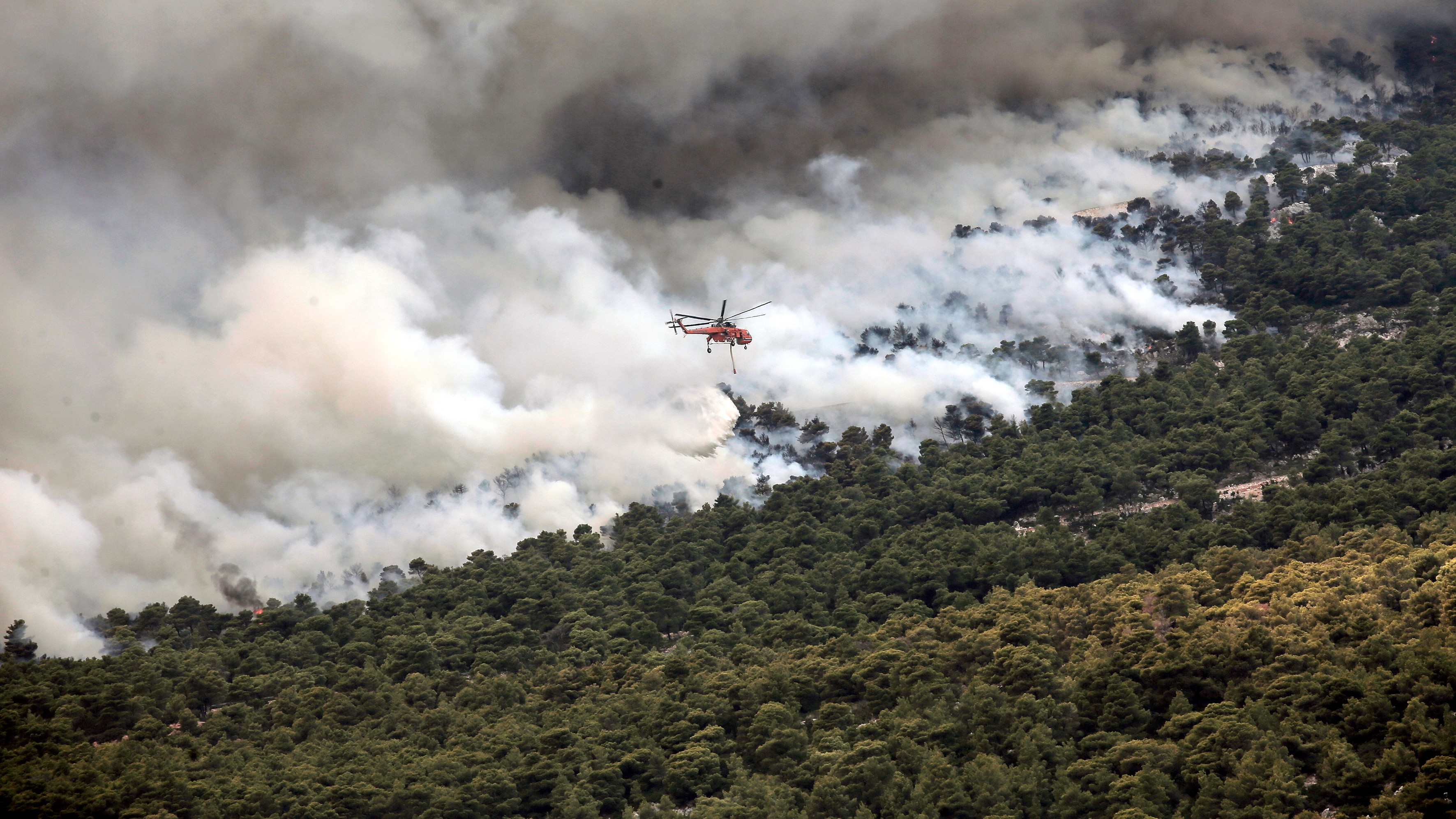 Grecia y Turquía hacen frente a fuertes incendios
