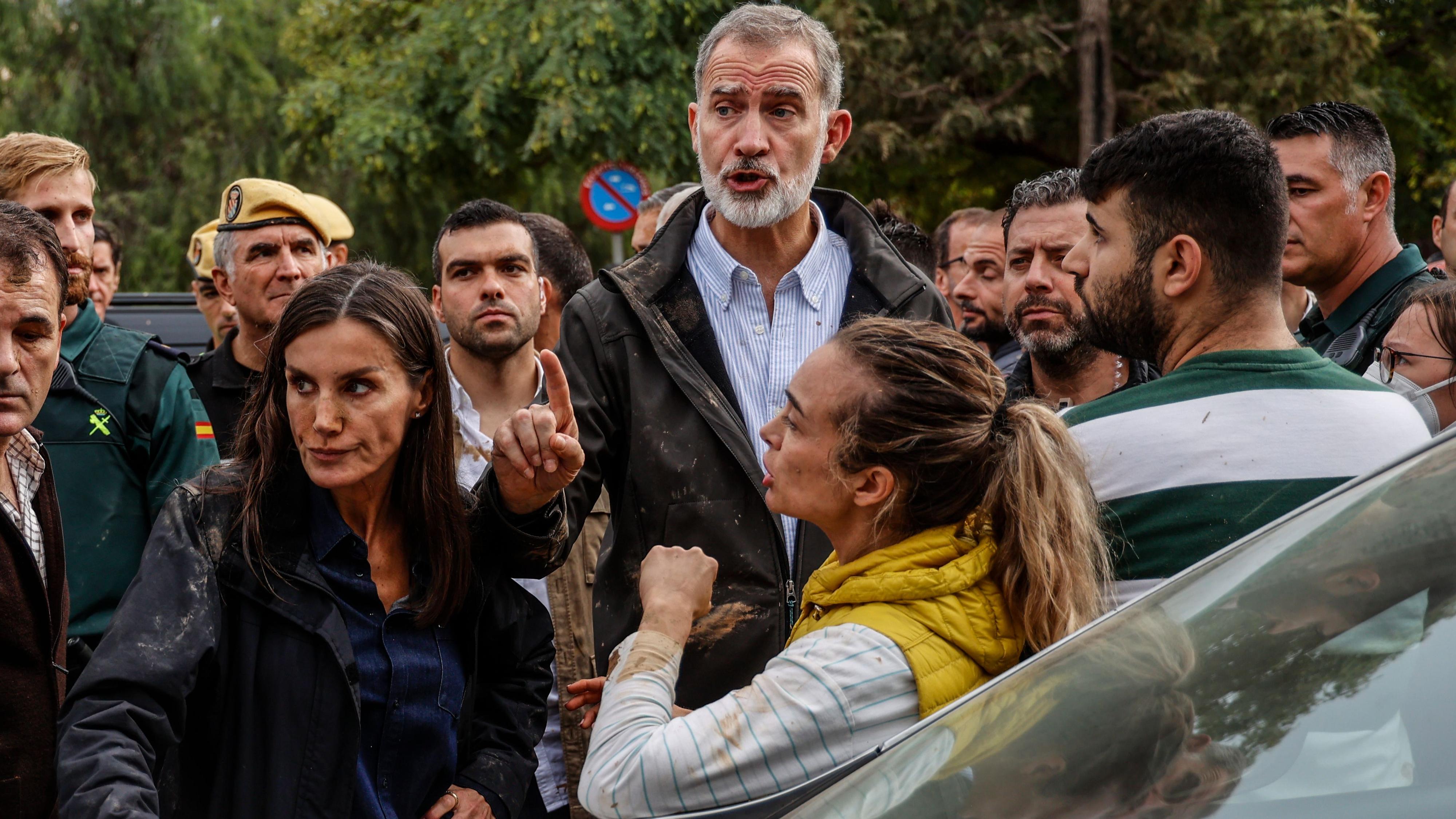 Paiporta: Gritos y lanzamiento de barro a los reyes, Sánchez y Mazón