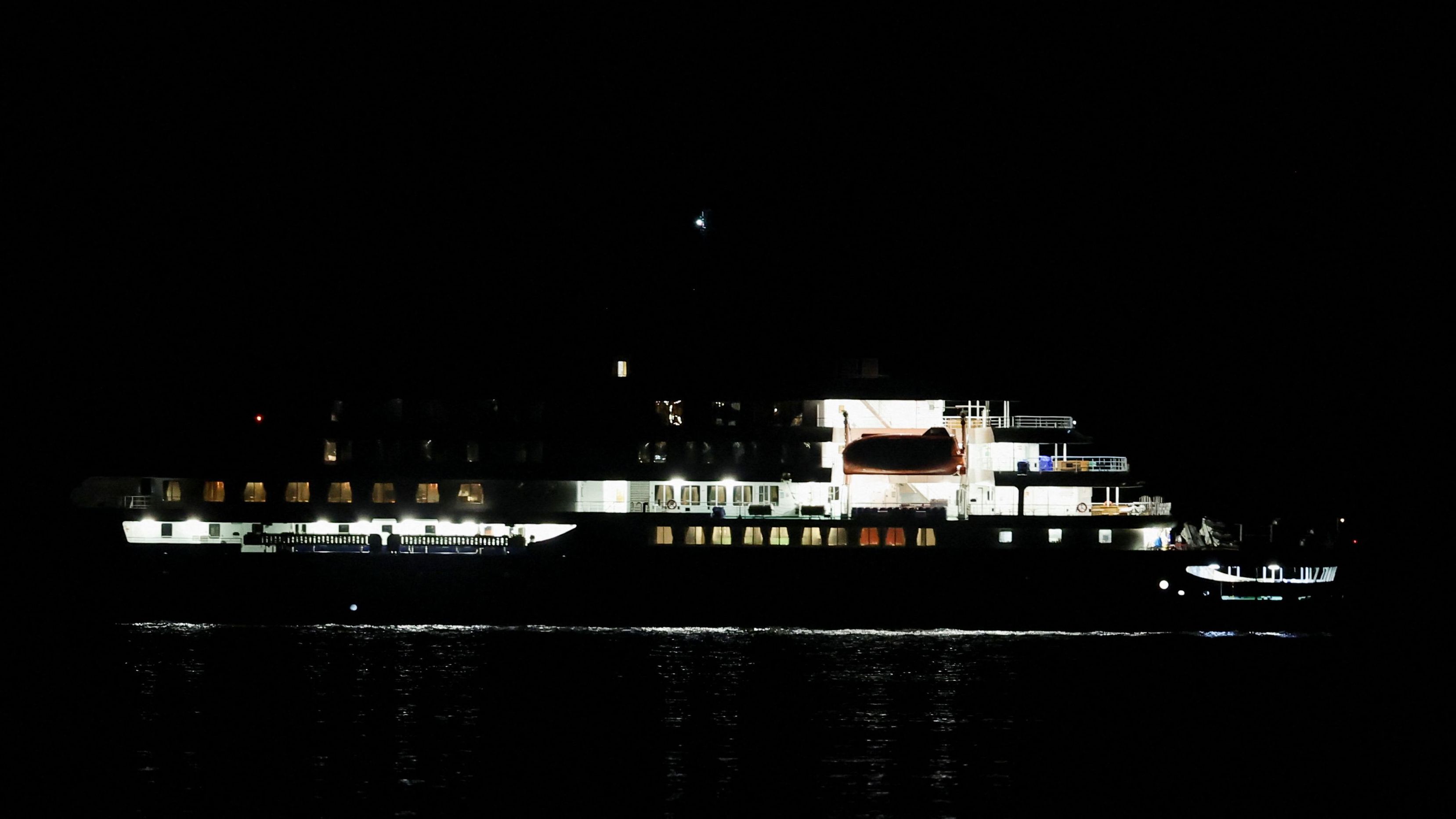 Desembarco del crucero del hantavirus en Tenerife | Crónica