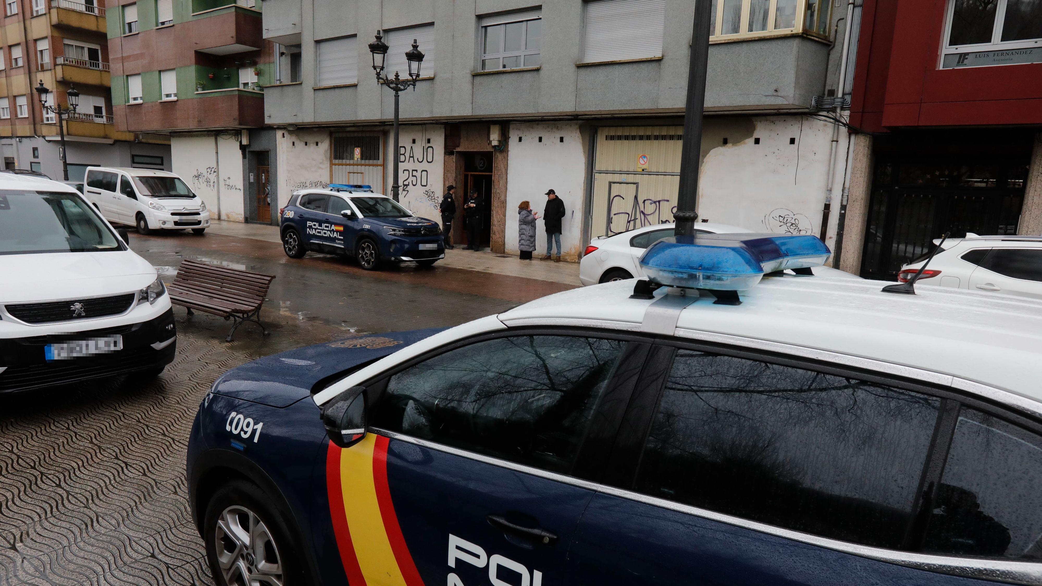 Un hombre mata a su pareja en plena calle en Langreo (Asturias)
