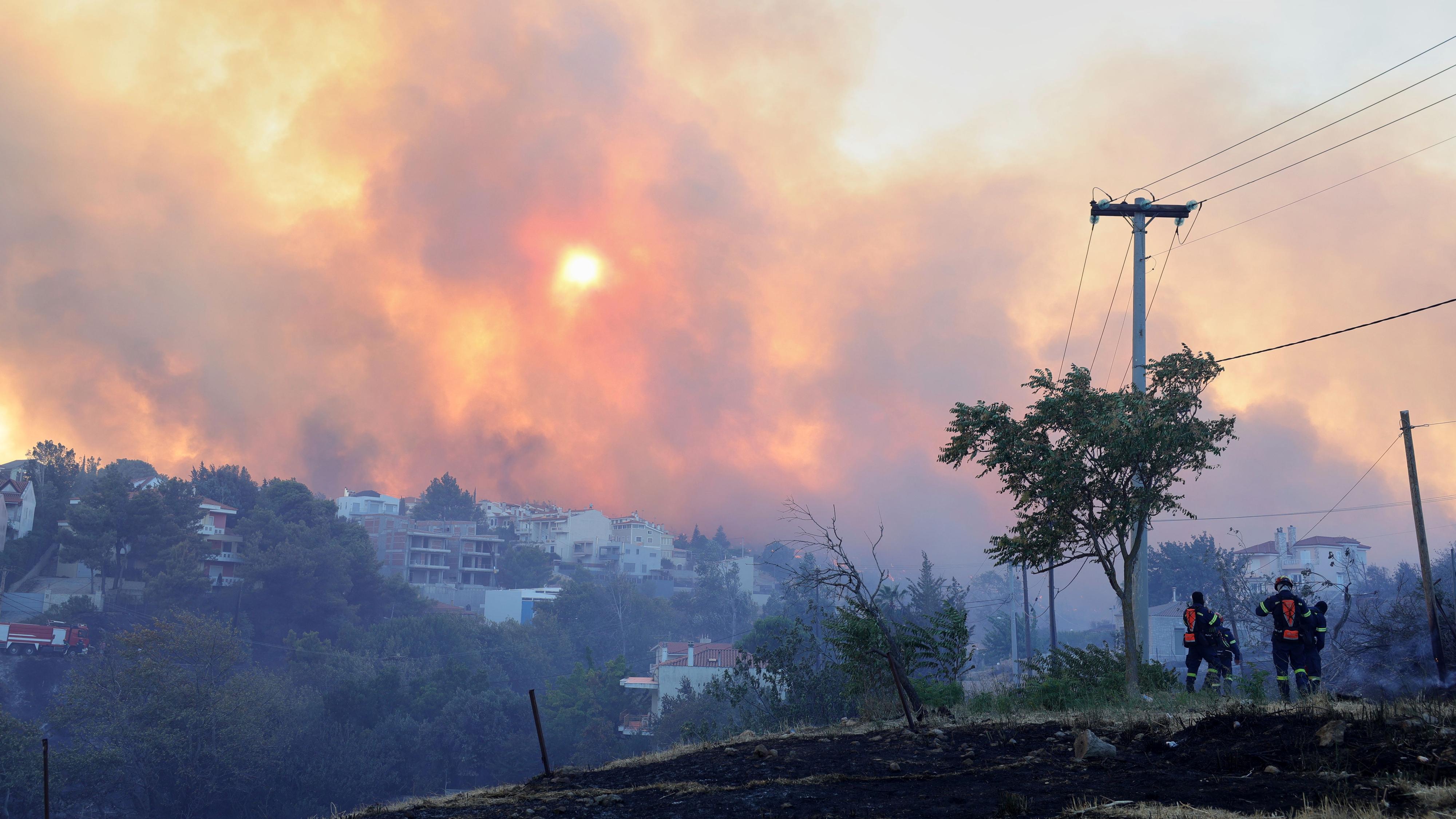 Un incendio obliga a evacuar a miles de personas cerca de Atenas