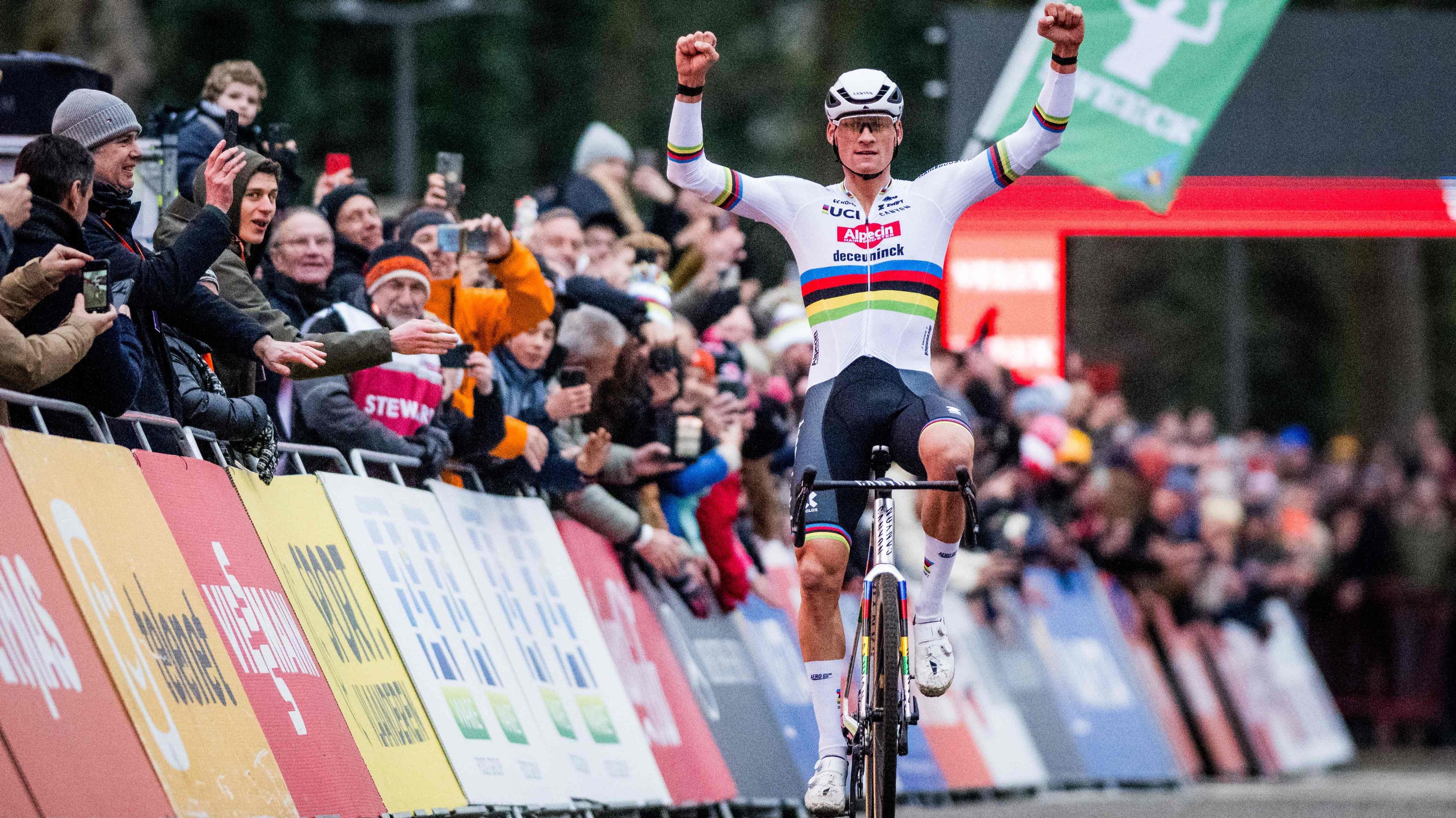 Van der Poel gana el ciclocross de Benidorm con Orts en el podio