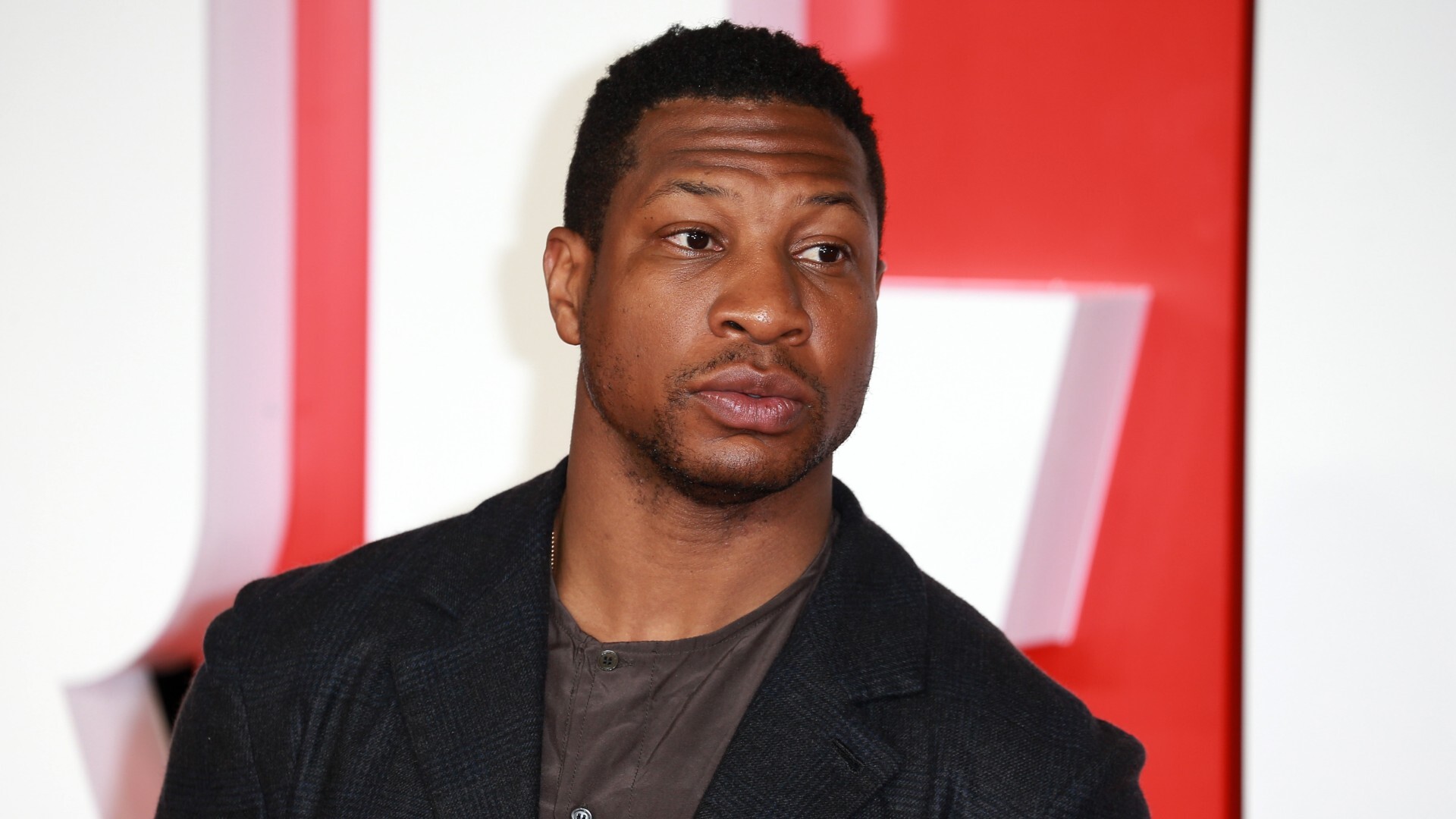 Jonathan Majors es declarado culpable de agredir a su exnovia
